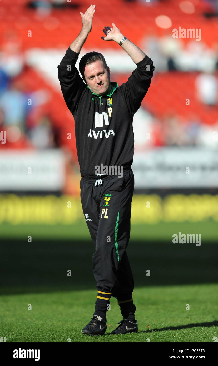 Sport football manager clapping celebrating hi-res stock photography ...