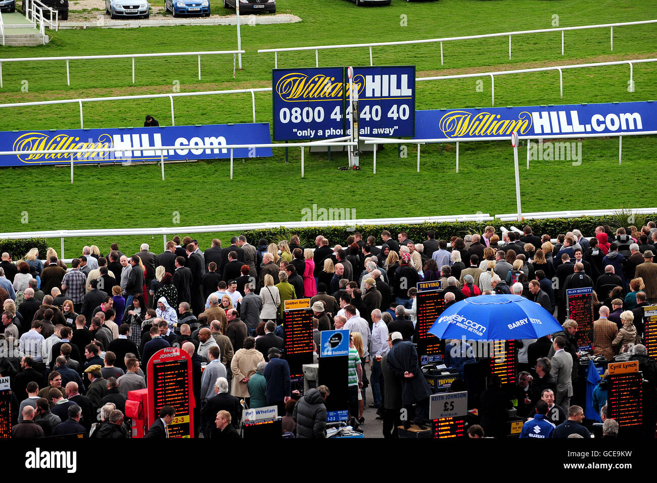 Doncaster racecourse finish line hi-res stock photography and images ...