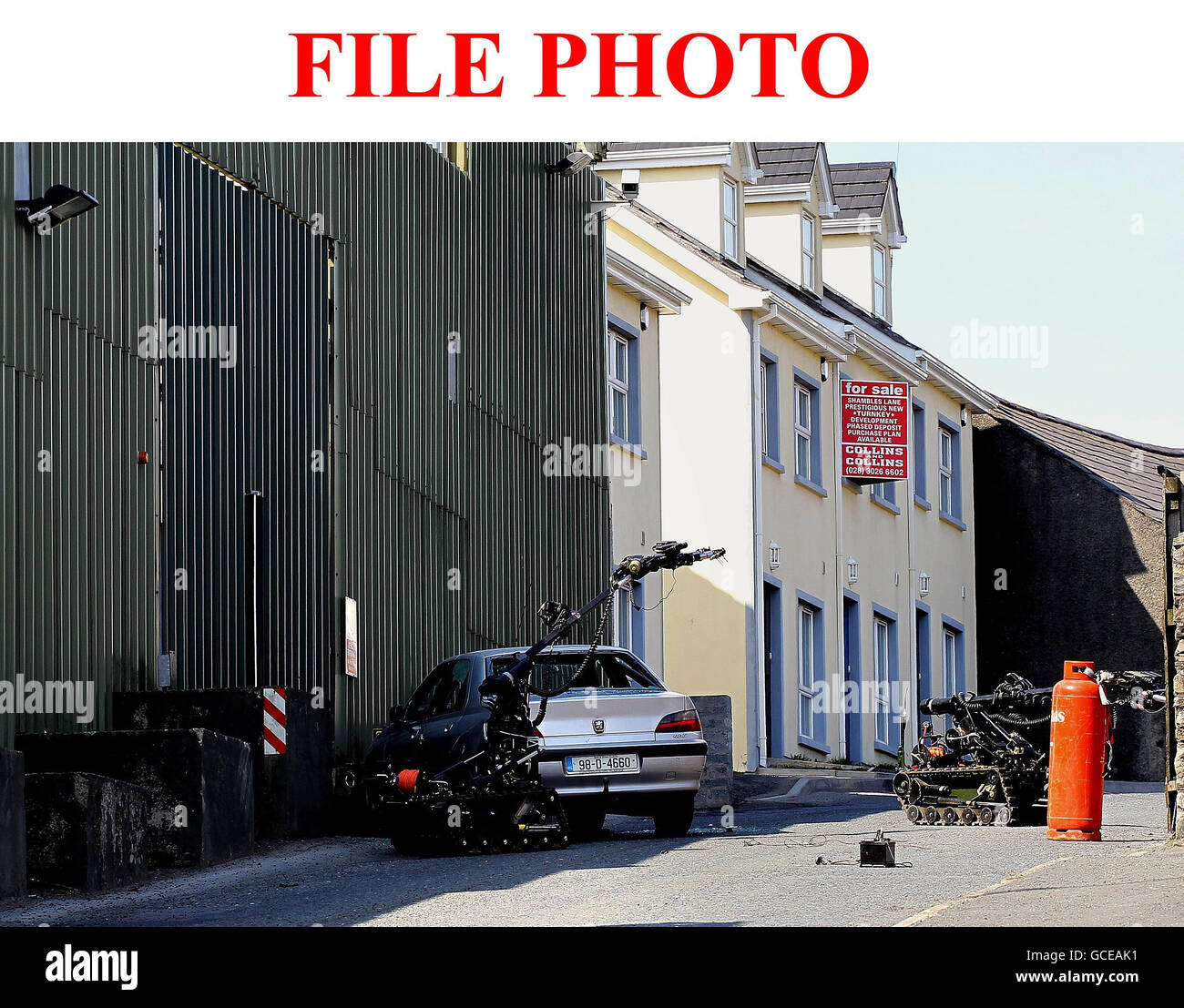 Defusing a bomb hi-res stock photography and images - Alamy
