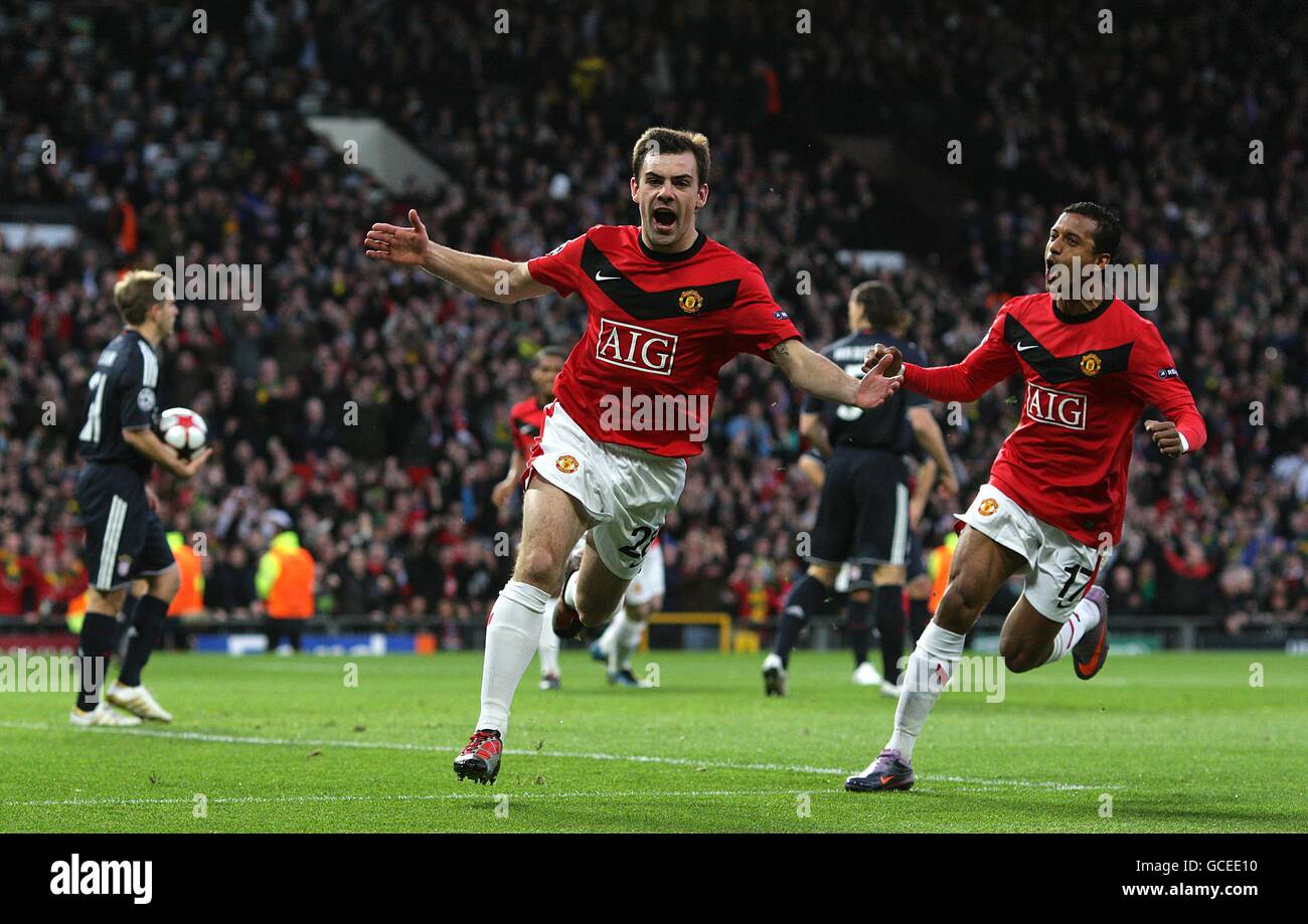 Manchester United's Darron Gibson (center) celebrates scoring his sides ...