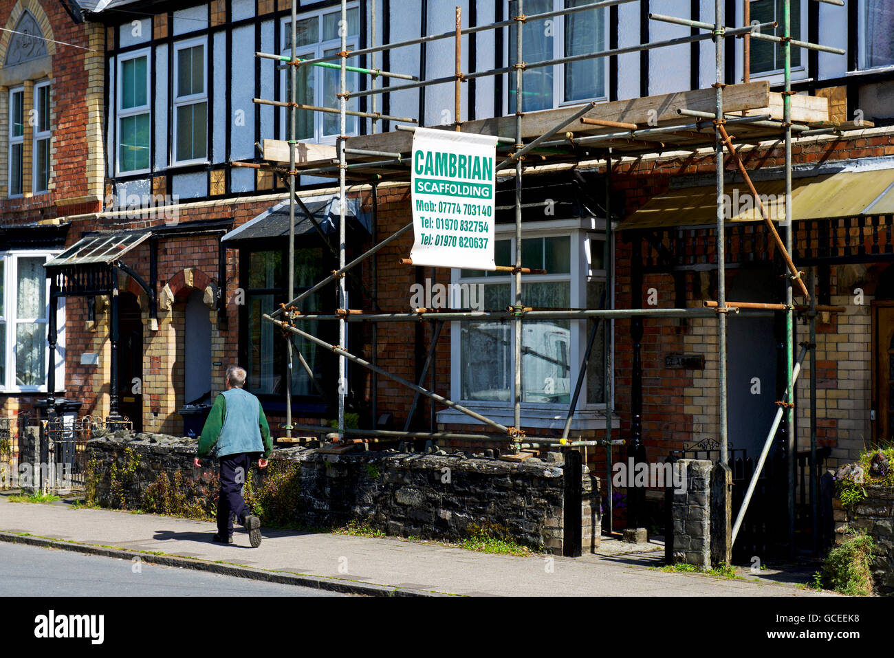 Scaffolding on terraced house Stock Photo - Alamy