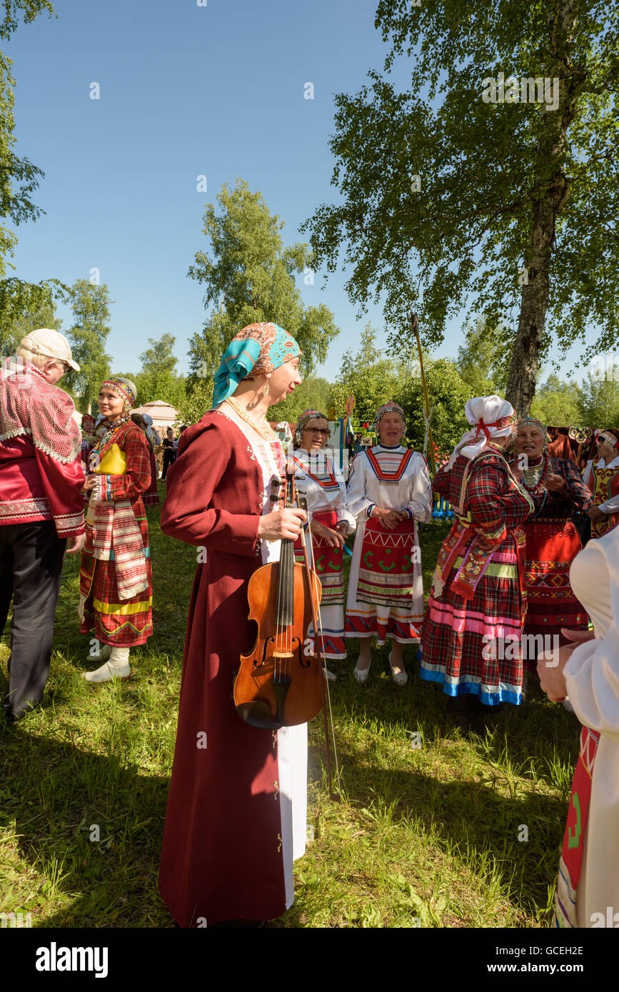 Russians celebrate Sabantuy by wearing Bashkir and Tartar ethnic ...