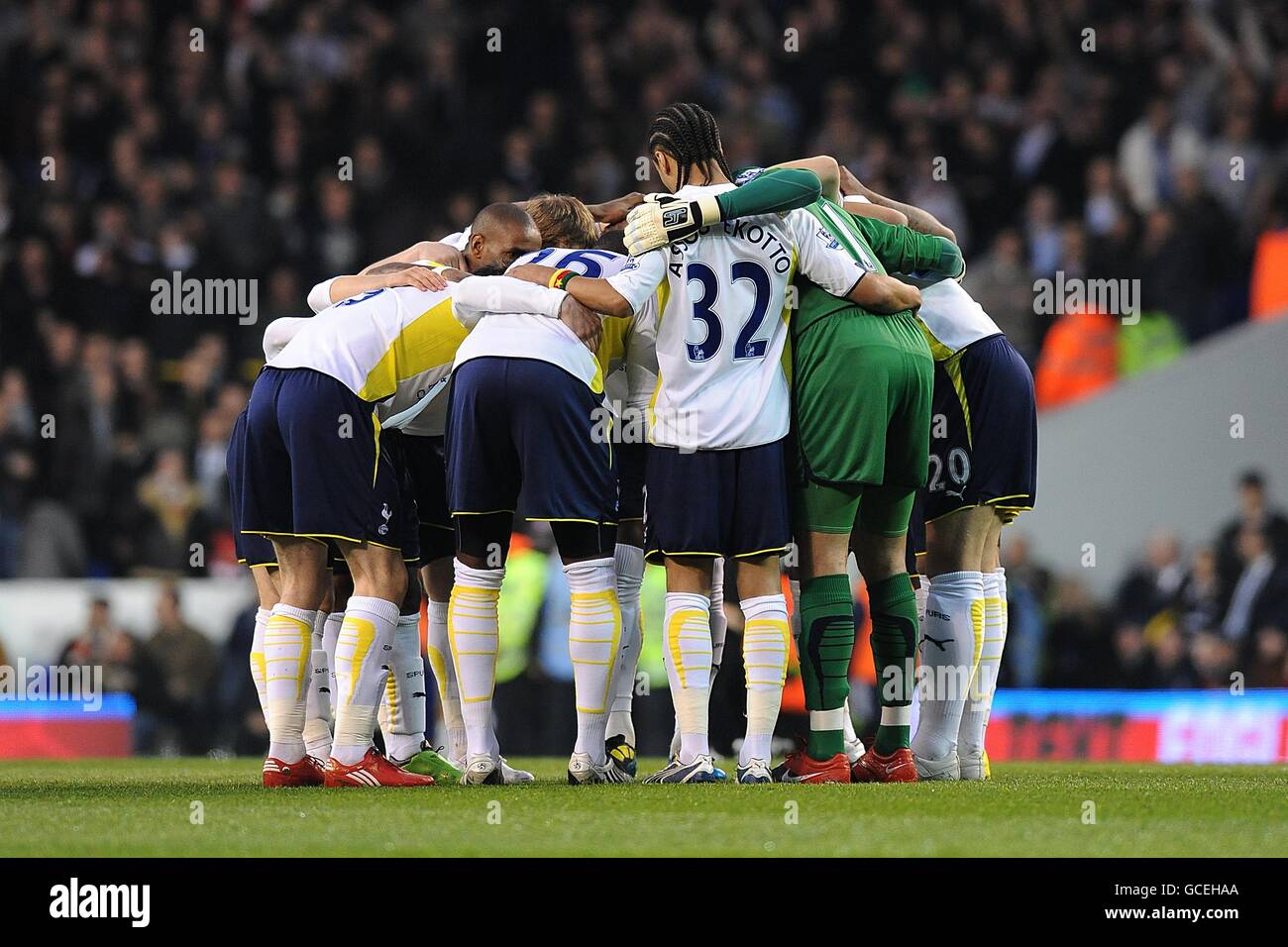Tottenham hotspur team in a huddle before the game hi-res stock ...