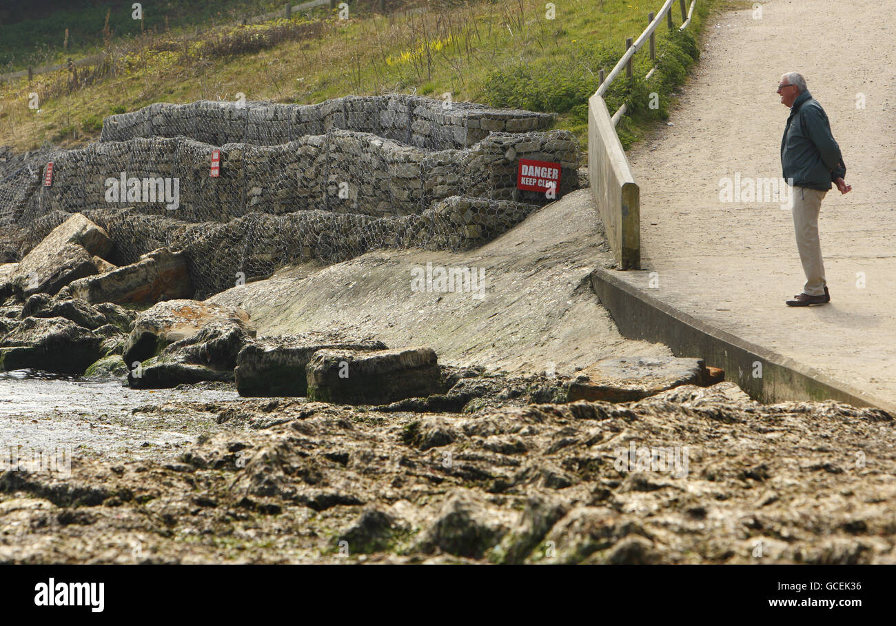 Gabion sea defences middle beach hi-res stock photography and images ...