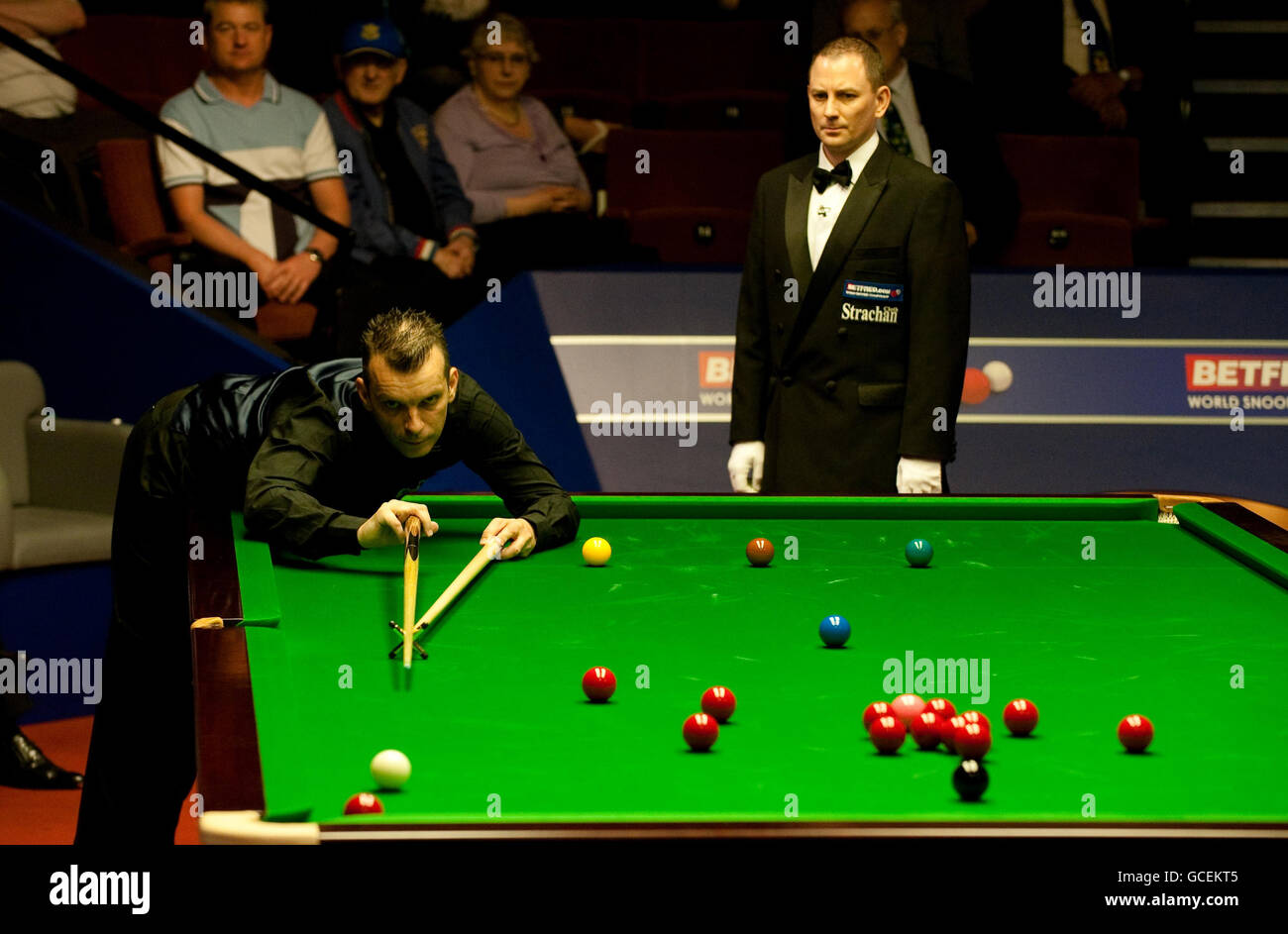 Sport snooker action referee hi-res stock photography and images - Alamy