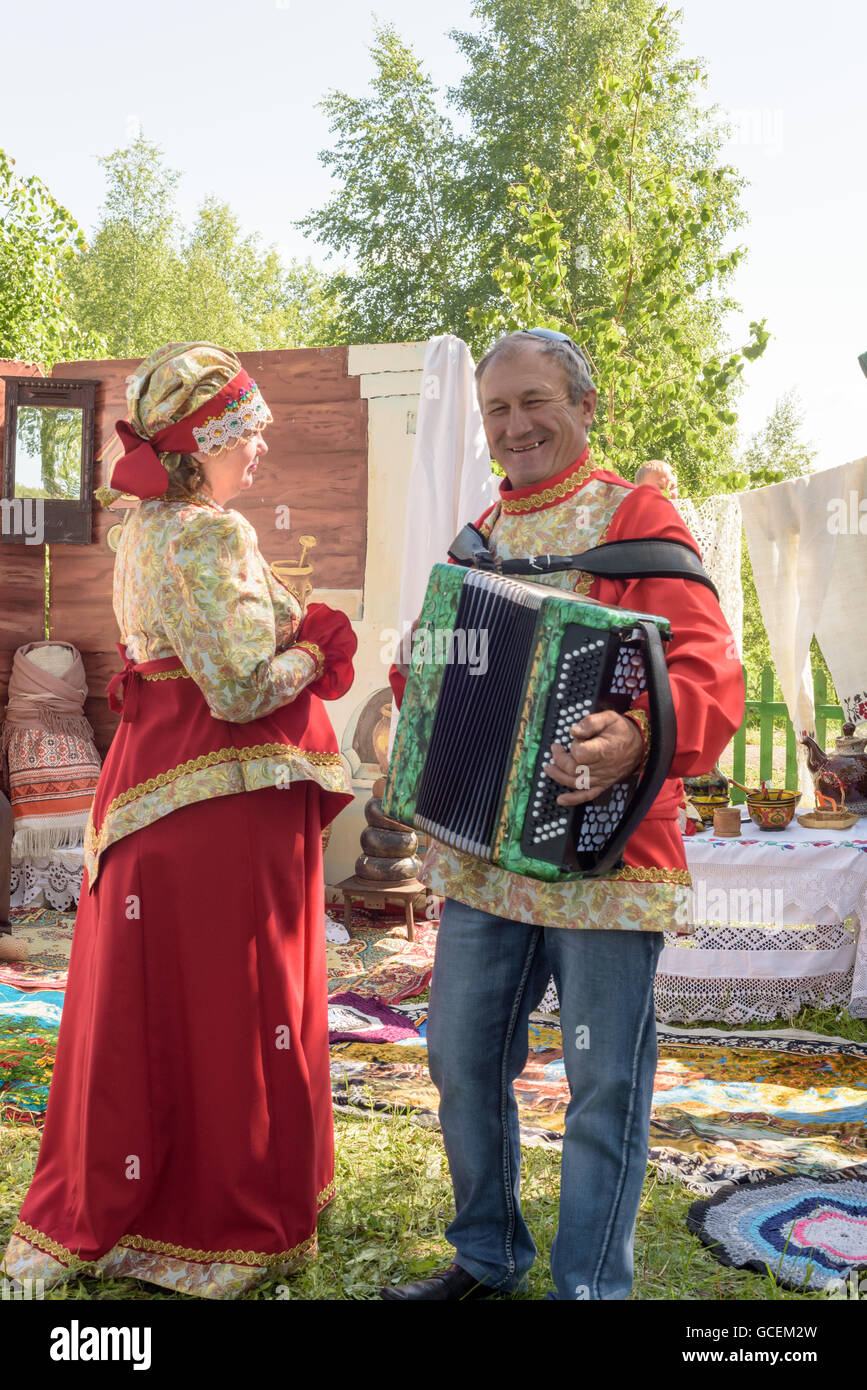 Russians celebrate Sabantuy by wearing Bashkir and Tartar ethnic ...
