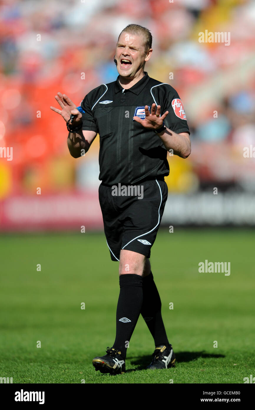 Referee andy hall hi-res stock photography and images - Alamy