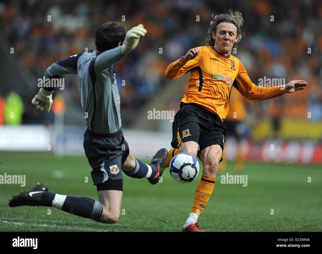 Sunderland goalkeeper Craig Gordon (left) and Hull City's Jimmy Bullard ...