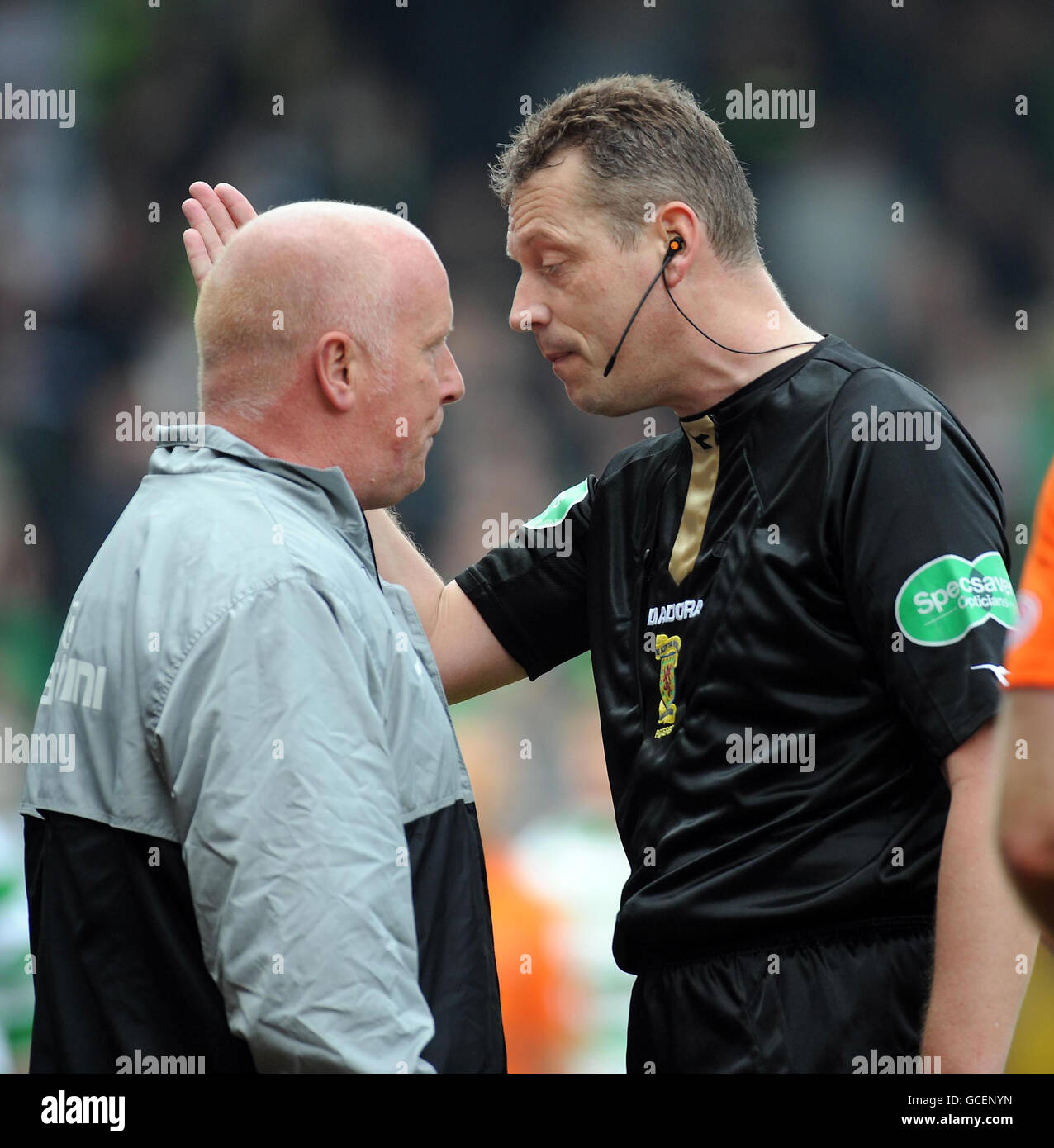 Premier league referee angry hi-res stock photography and images - Alamy