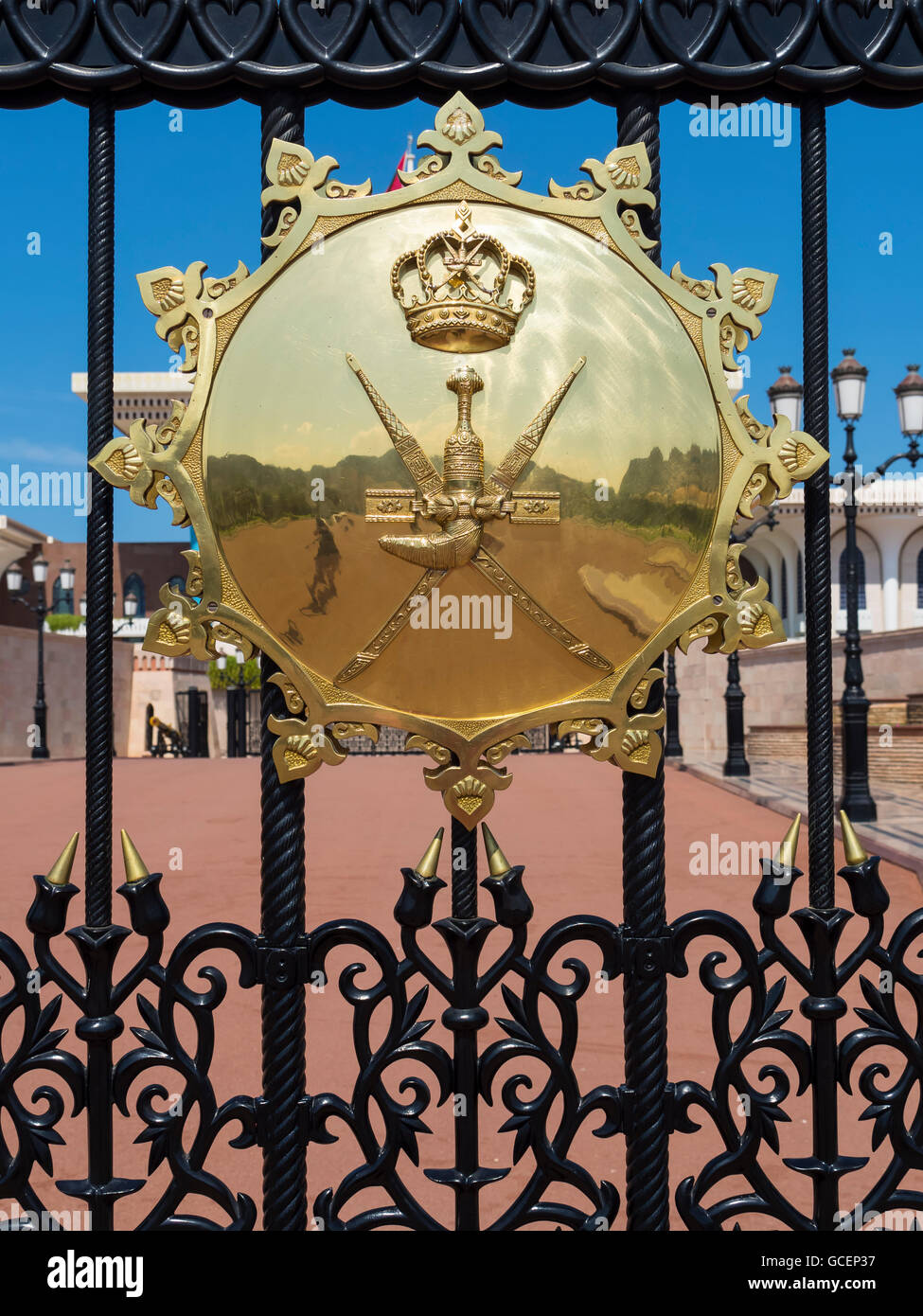 Gate with emblem of the ruling dynasty Al Bu Said, Al Alam Palace ...