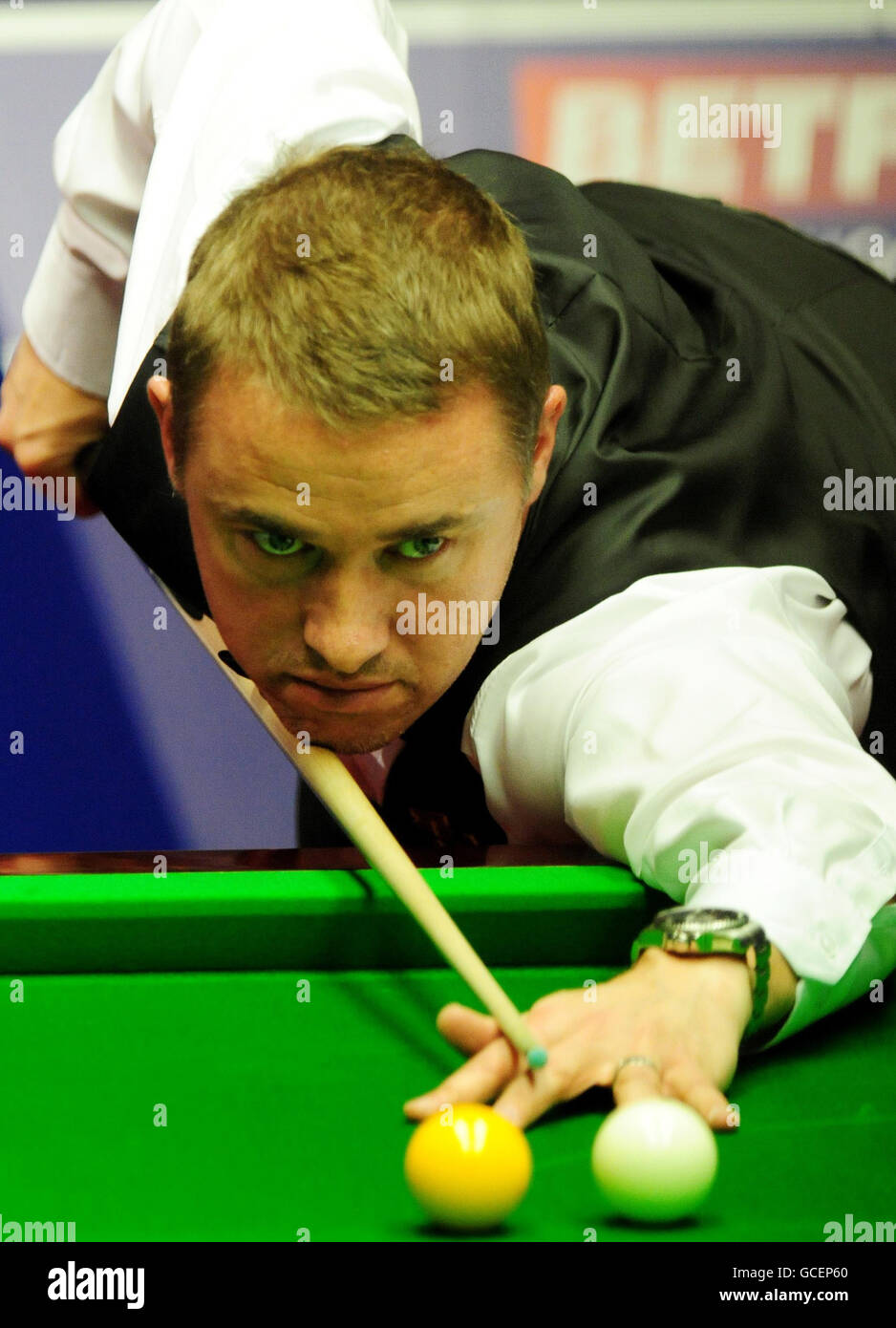 Scotland's Stephen Hendry in action against England's Mark Selby during ...