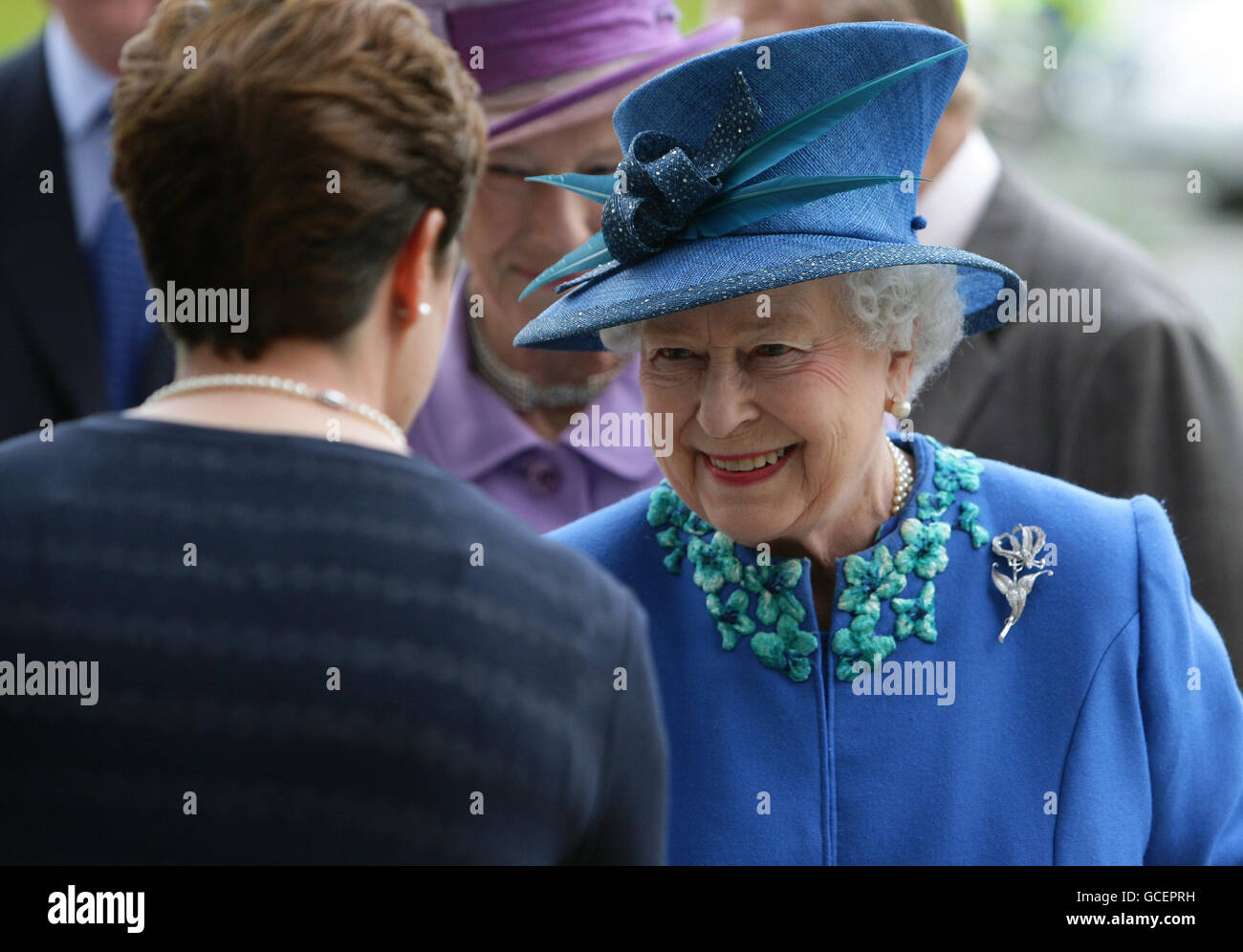 Queen elizabeth ii meets staff members visit welshpool livestock market ...