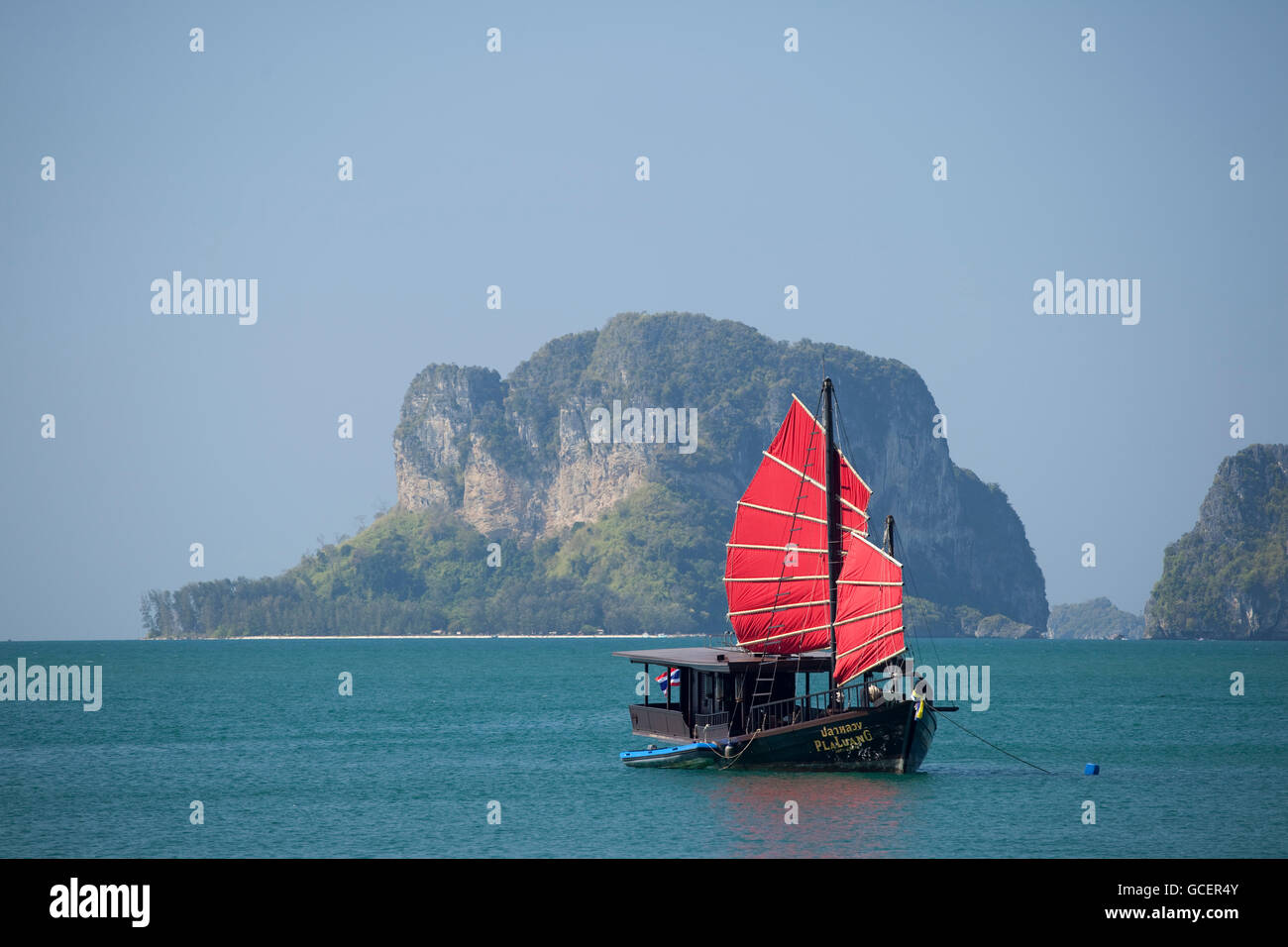 Vietnamese junk boat hi-res stock photography and images - Alamy