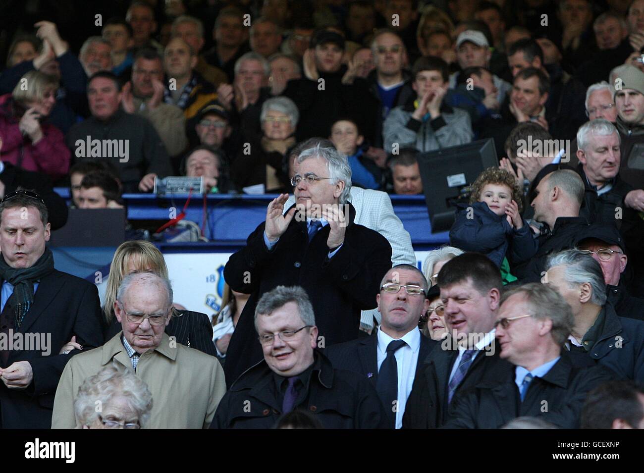 Everton chairman Bill Kenwright (centre) in the stands Stock Photo - Alamy