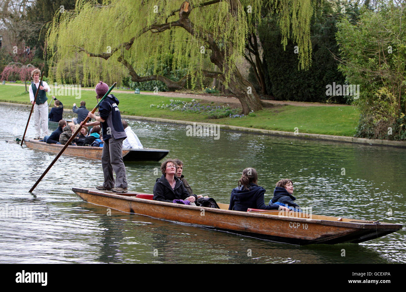 People enjoy a trip along the River Cam in the centre of Cambridge on ...