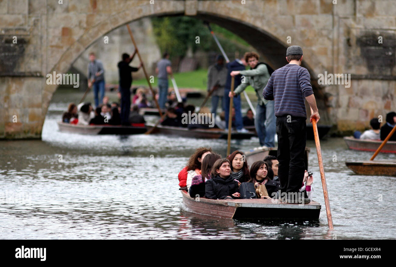 People enjoy a trip along the River Cam in the centre of Cambridge on ...