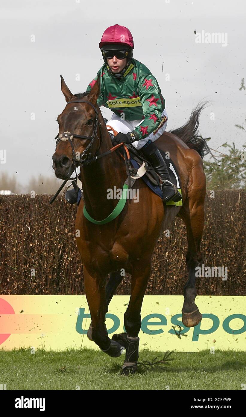 Graham lee grand national hi-res stock photography and images - Alamy