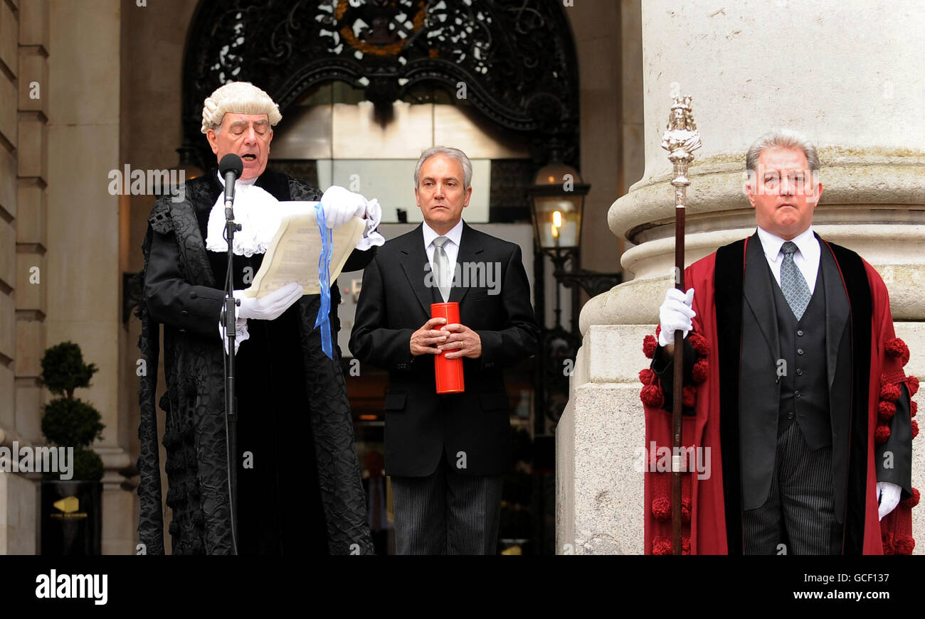Colonel Geoffrey Godbold, OBE, Common Cryer and Serjeant-at-Arms (left ...
