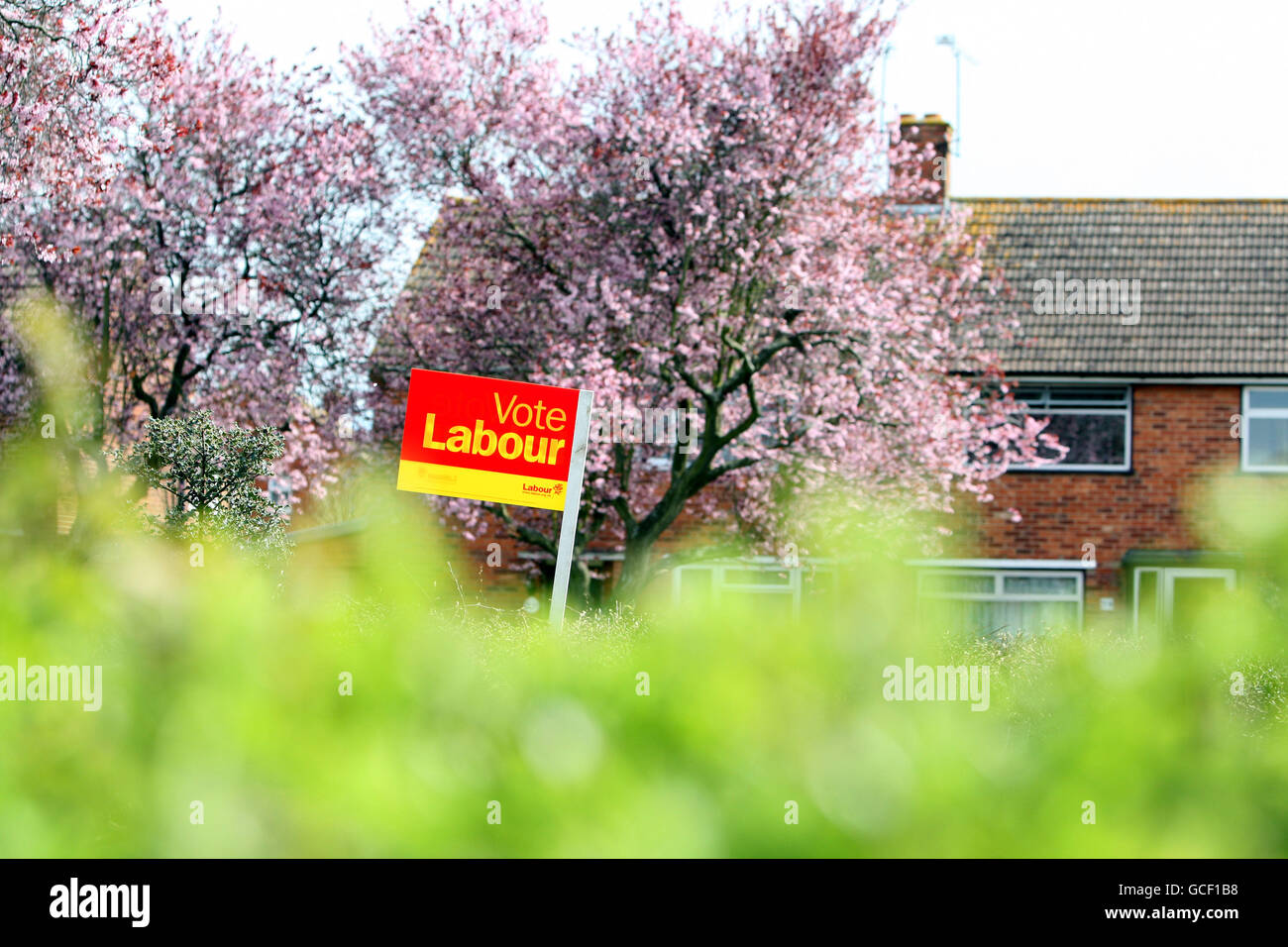 Vote labour sign in reading hi-res stock photography and images - Alamy