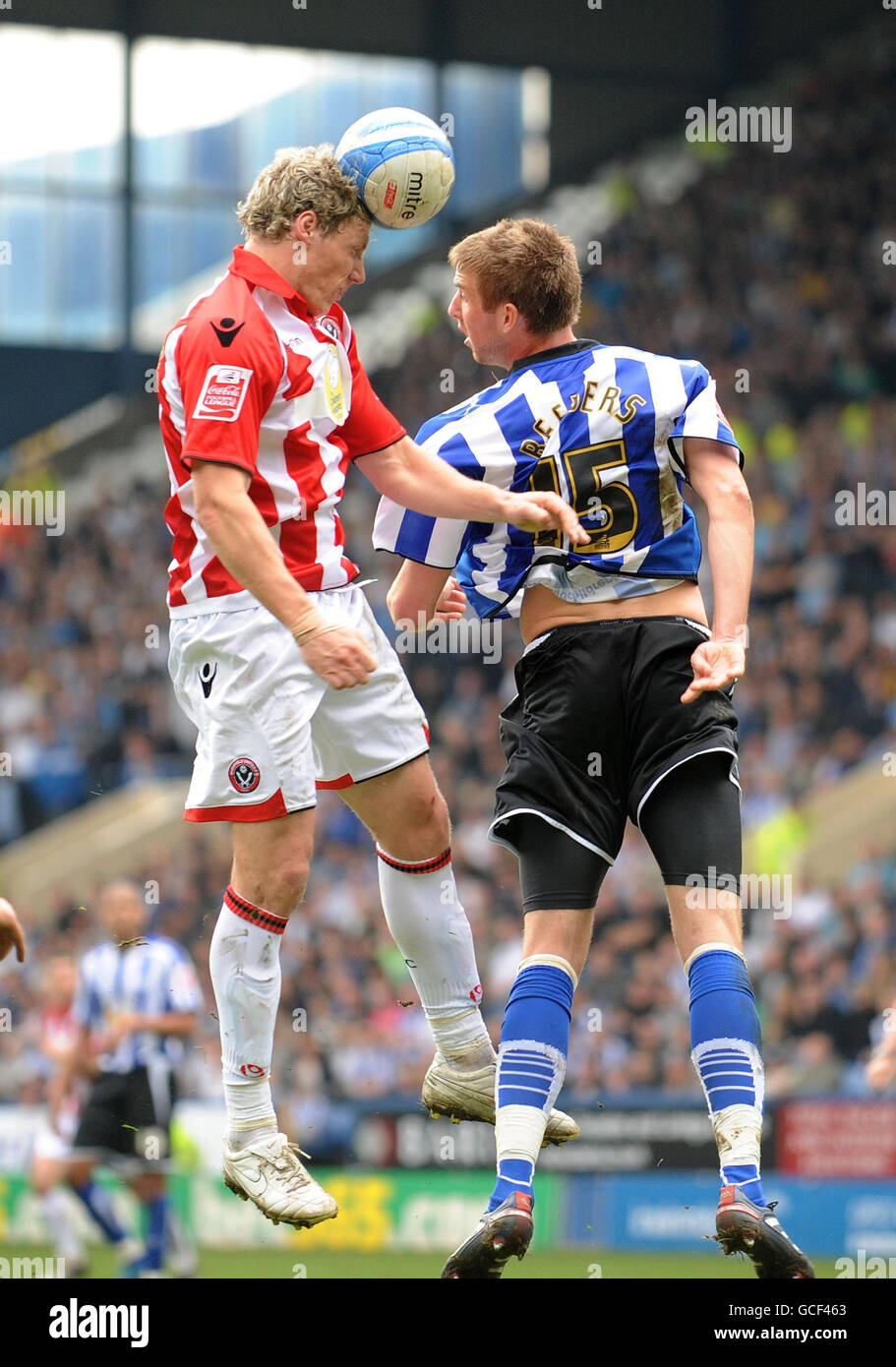 Sheffield United's Darius Henderson (left) and Sheffield Wednesday's ...