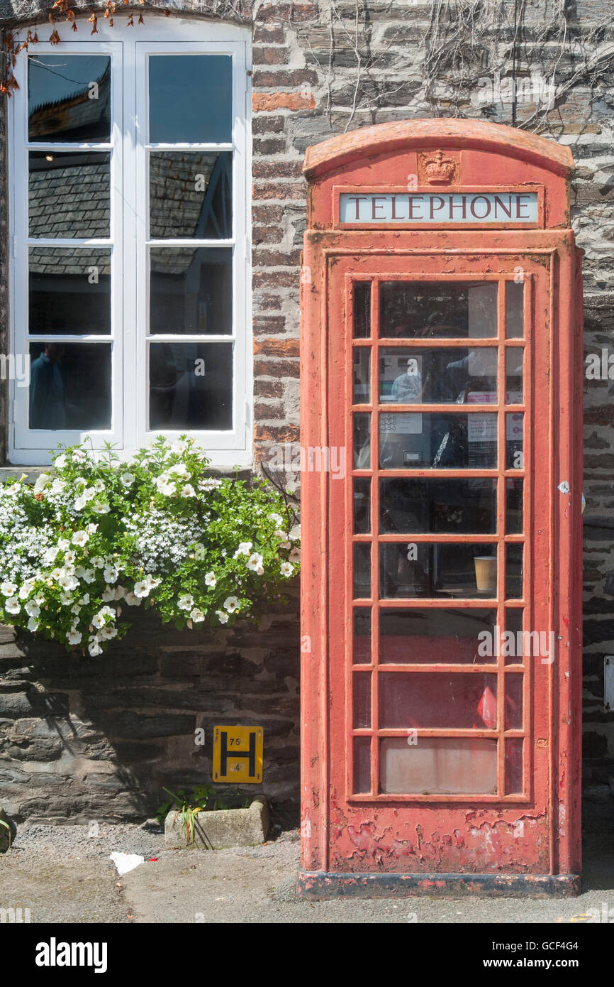 Red phone boxes plants hi-res stock photography and images - Alamy
