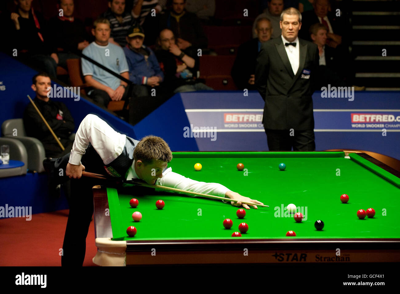 Sport snooker action referee hi-res stock photography and images - Alamy