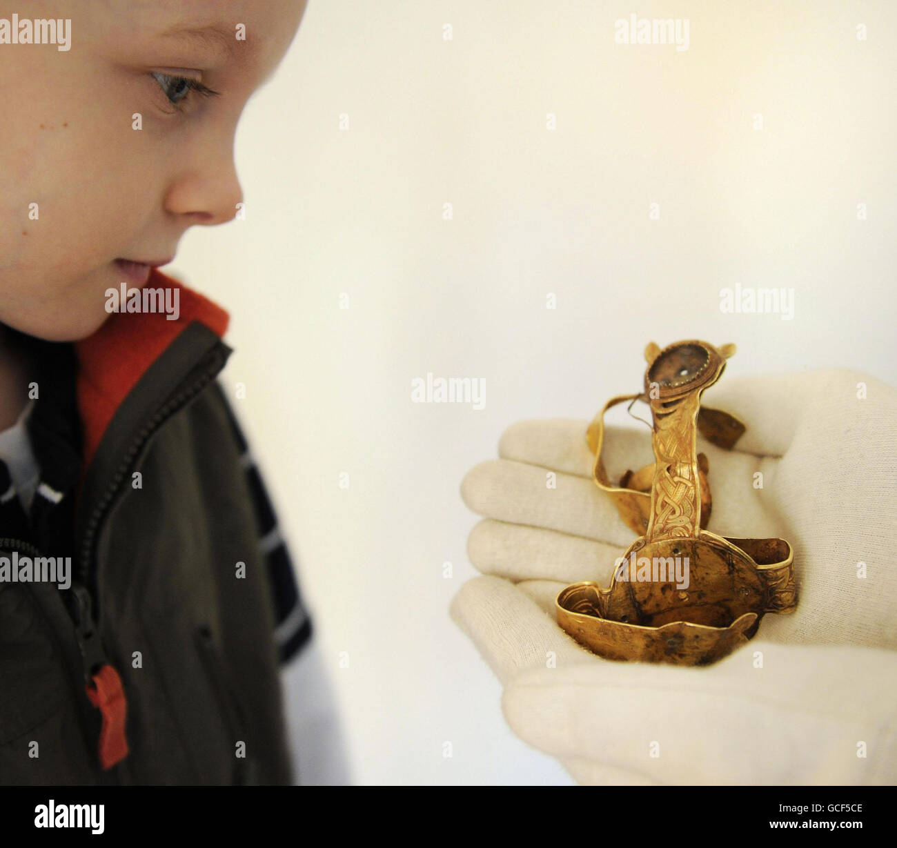 Staffordshire hoard of anglo saxon gold hi-res stock photography and ...