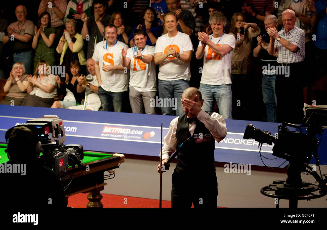 Crucible snooker fans hi-res stock photography and images - Alamy