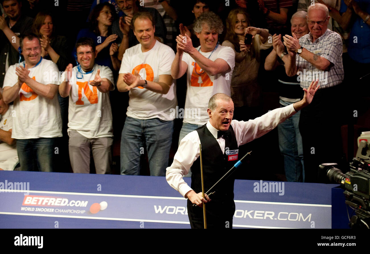 Crucible snooker fans hi-res stock photography and images - Alamy