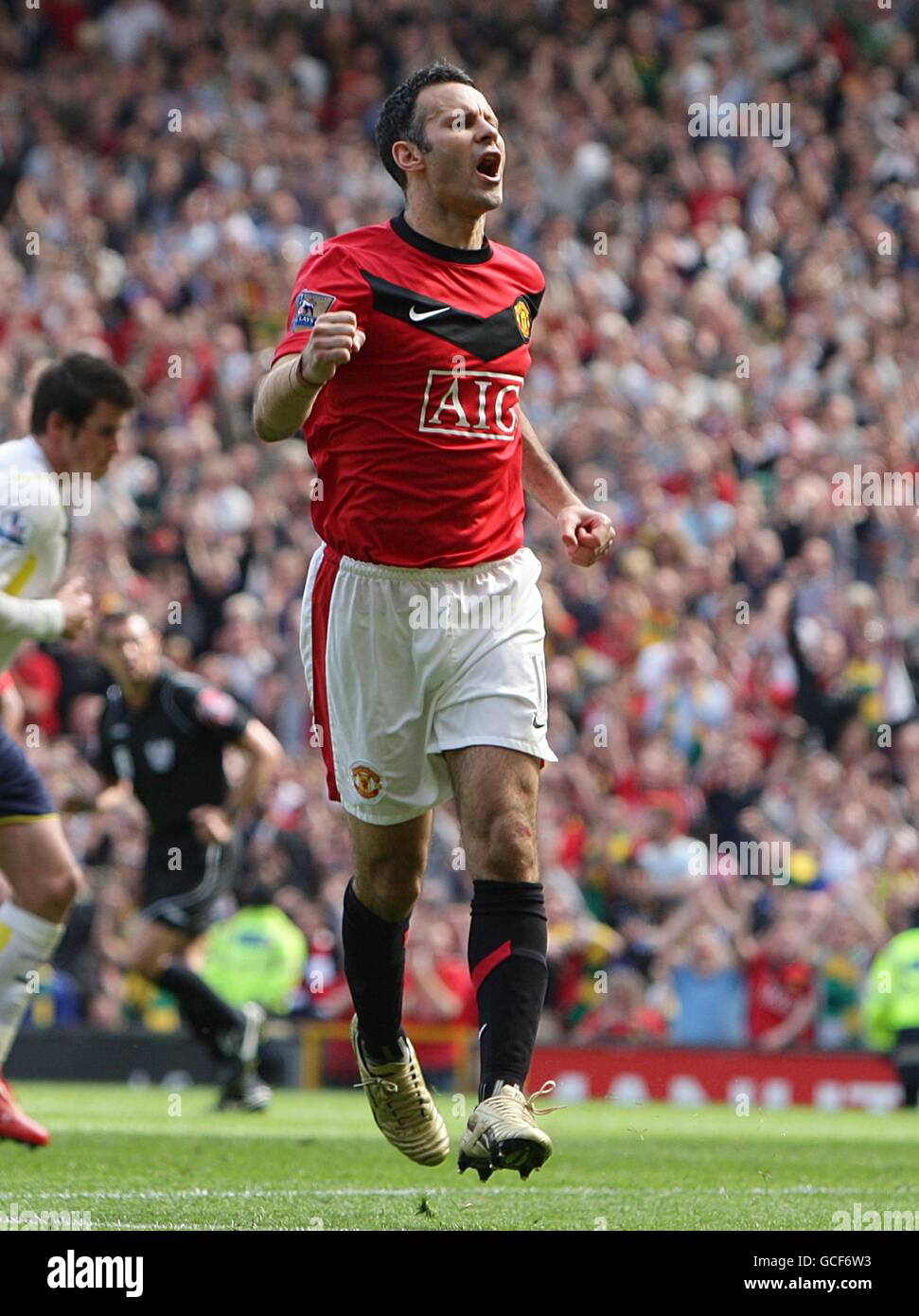 Manchester United's Ryan Giggs celebrates scoring his sides first goal ...