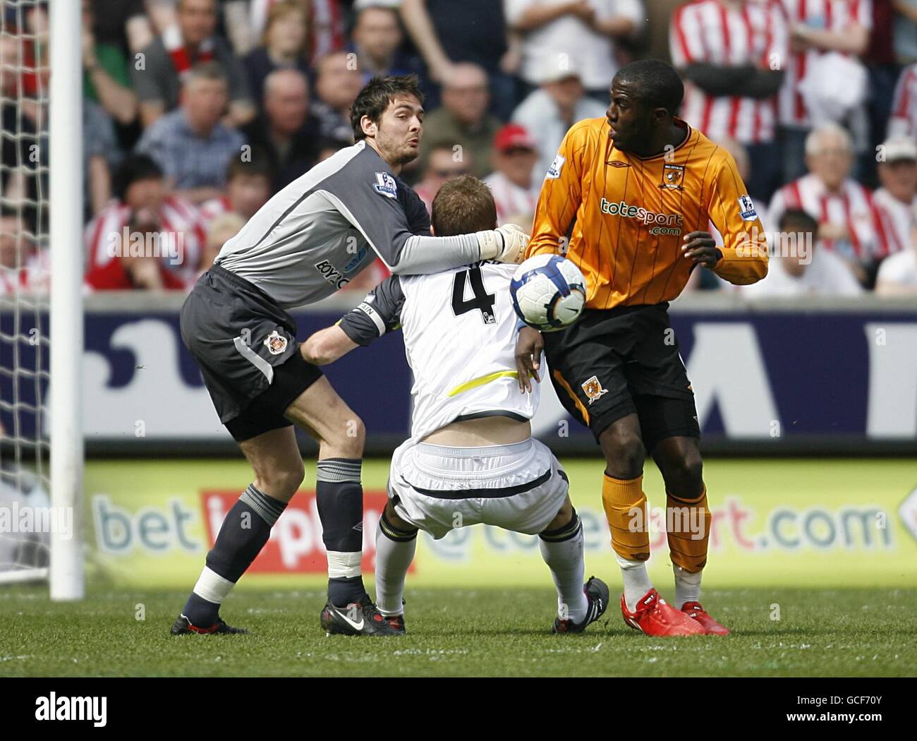 Sunderland's Craig Gordon (left) and Michael Turner (centre) battle for ...
