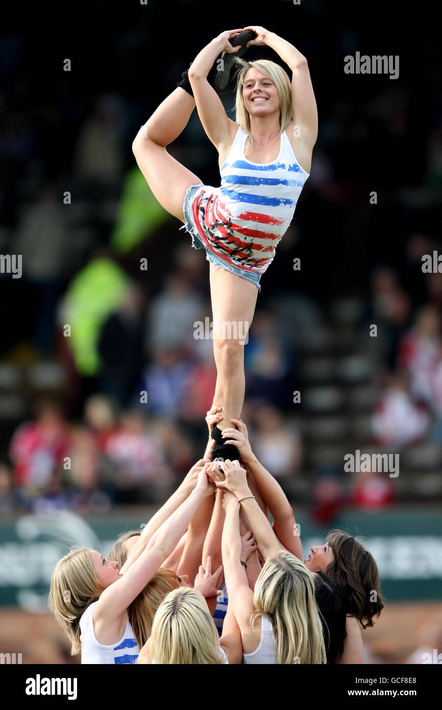 St helens cheerleaders entertain the crowd hi-res stock photography and ...