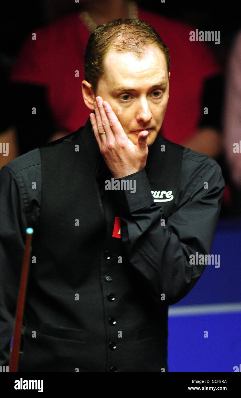 Scotland's Graeme Dott in action against England's Mark Selby during ...