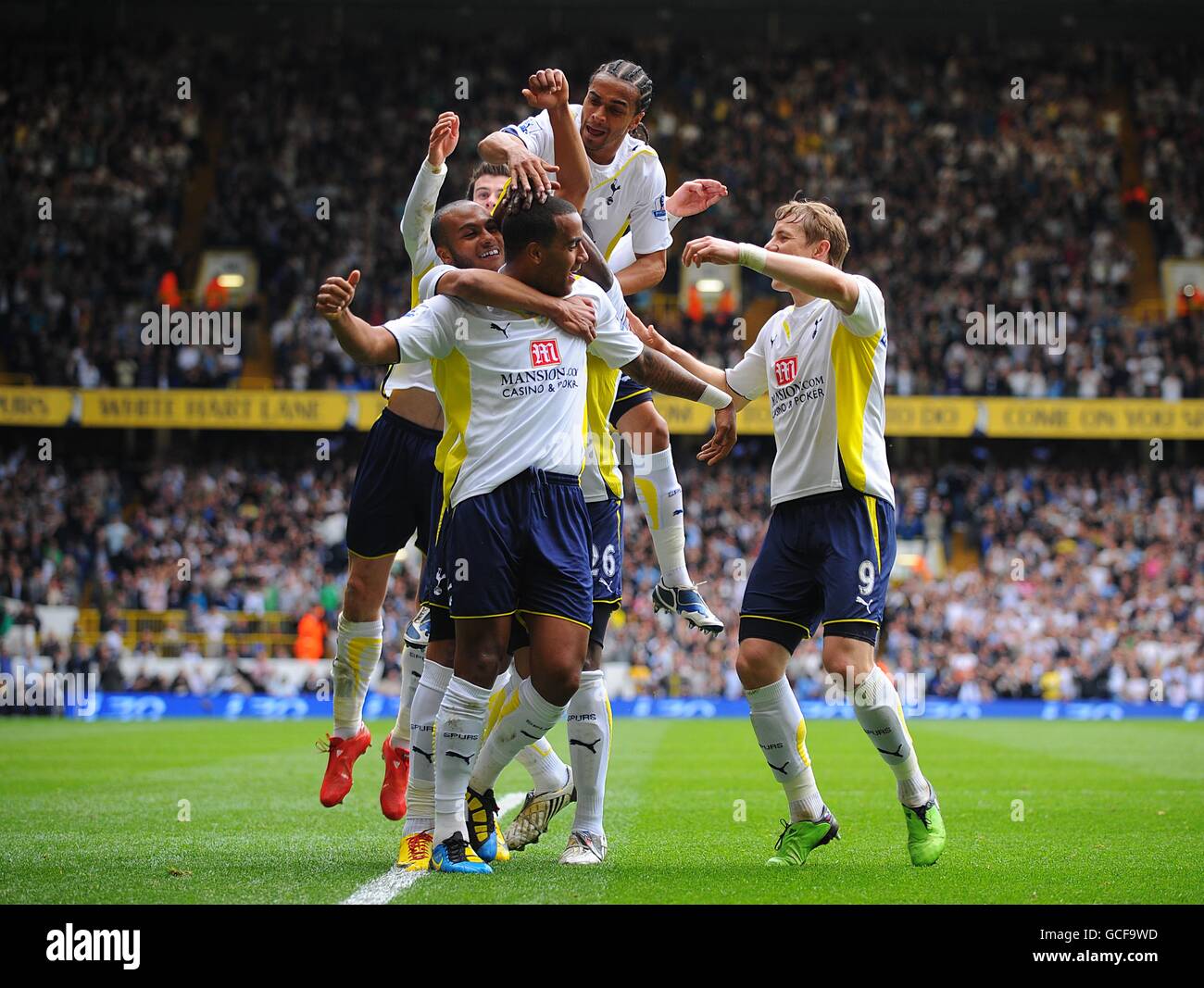 Tottenham Hotspur's Tom Huddlestone (centre) celebrates scoring their ...