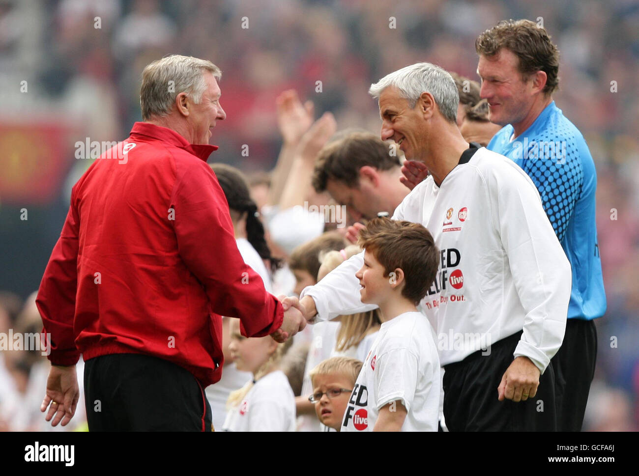 Sir Alex Ferguson (left) shakes hands with former Liverpool football ...
