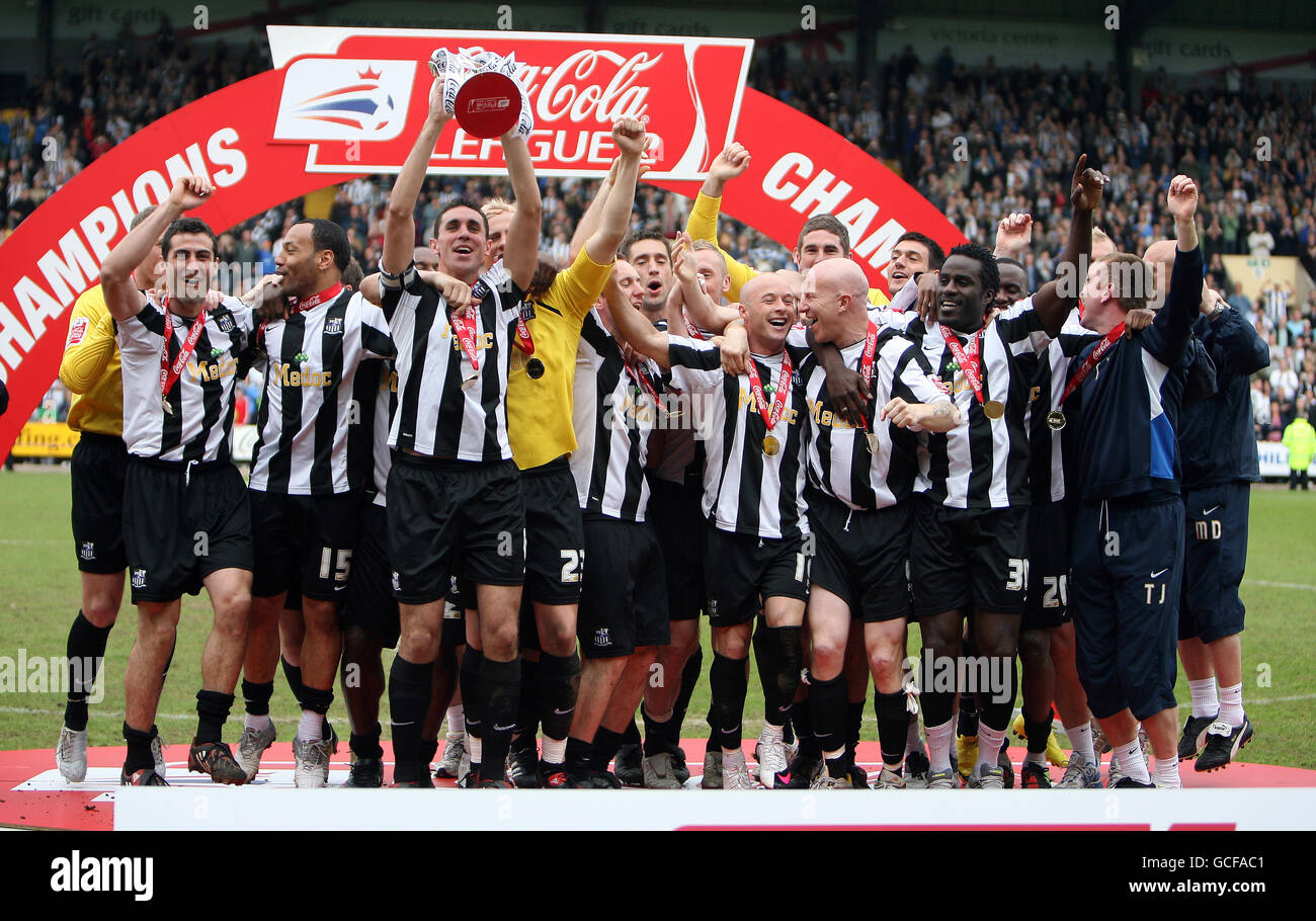 Notts County's captain John Thompson lifts the League two Trophy Stock ...