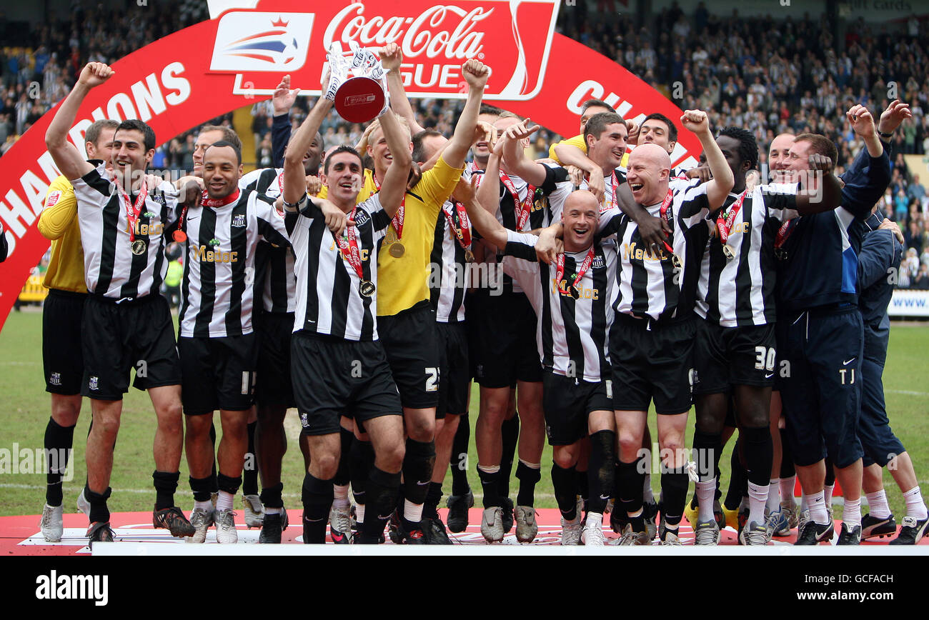 Notts County's captain John Thompson lifts the League two Trophy Stock ...