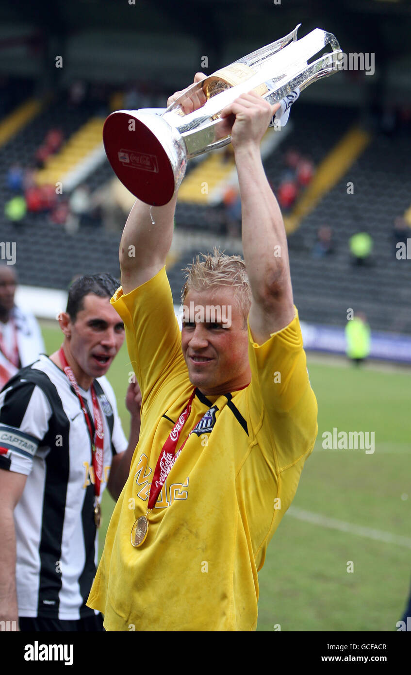 Notts county goalkeeper kasper schmeichel lifts the league two trophy ...