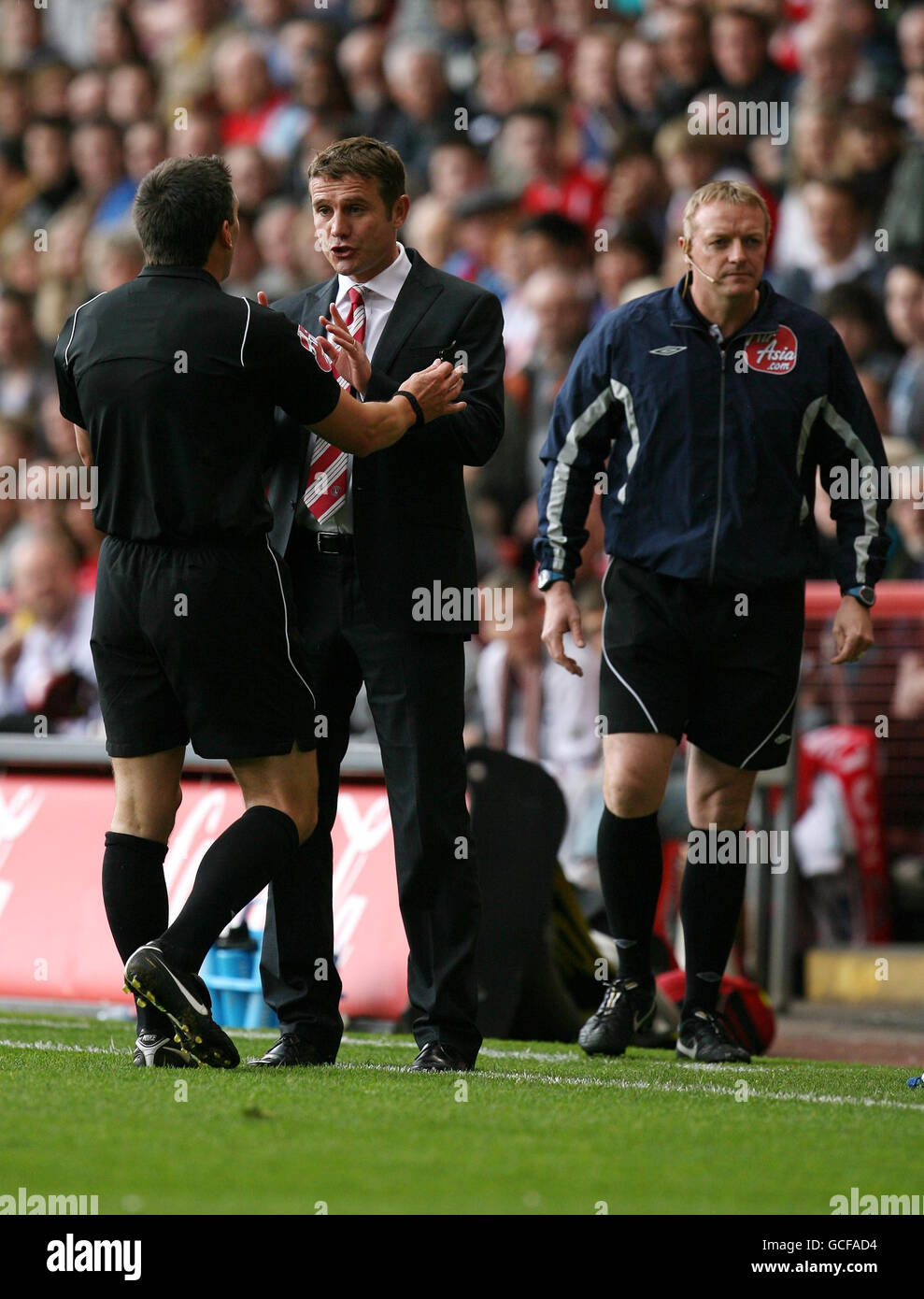 Football manager referee arguing hi-res stock photography and images ...