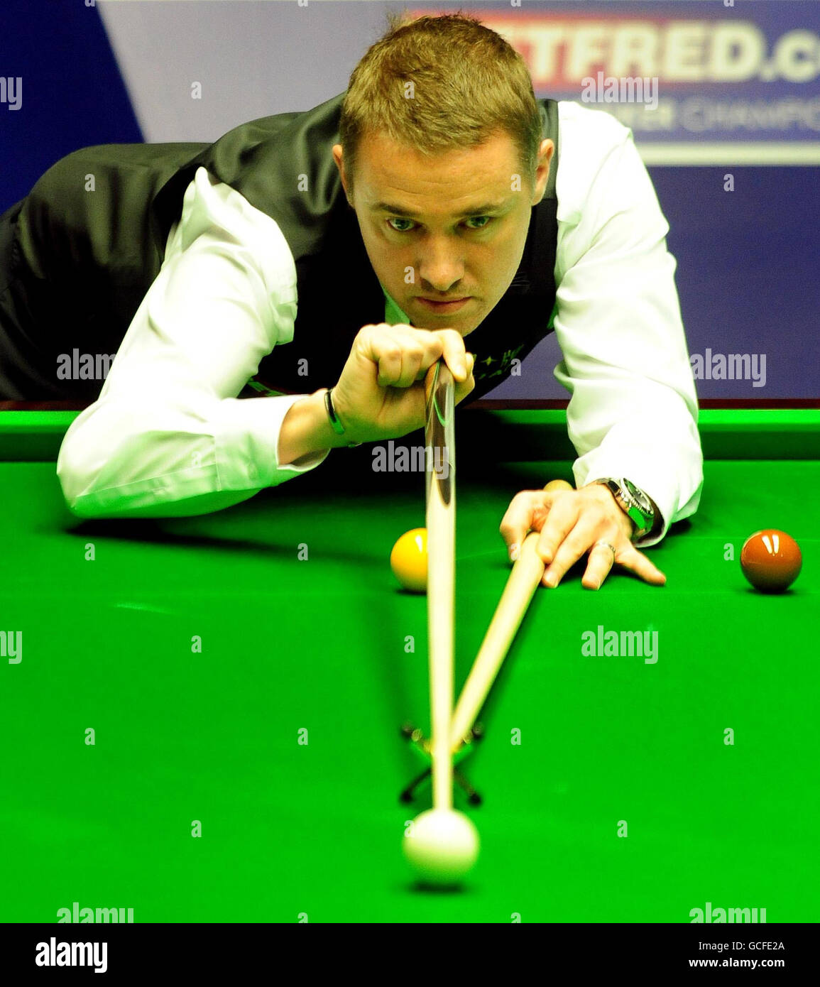 Scotland's Stephen Hendry in action against England's Mark Selby during ...