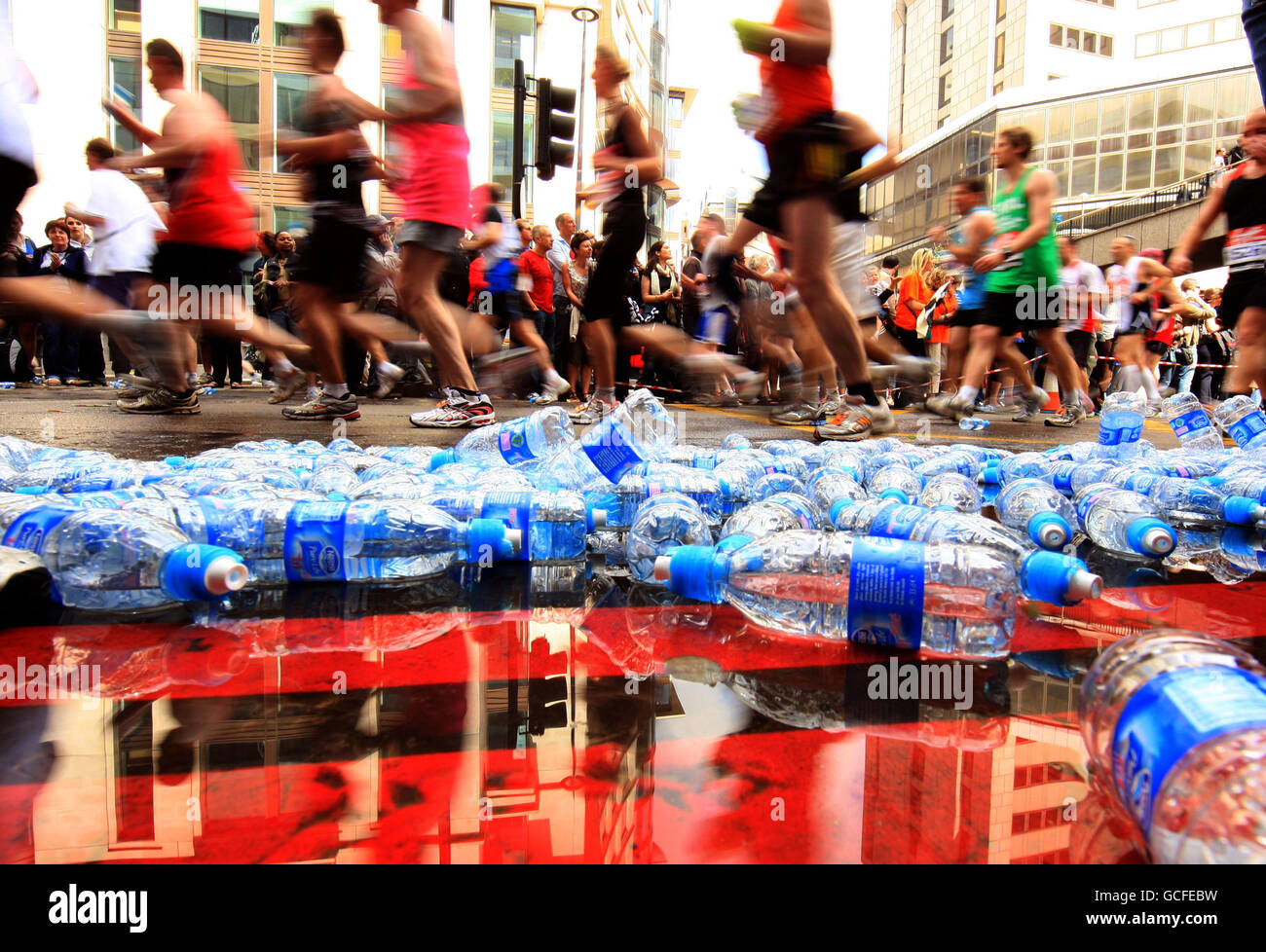 Empty water bottle virgin london marathon hi-res stock photography and ...