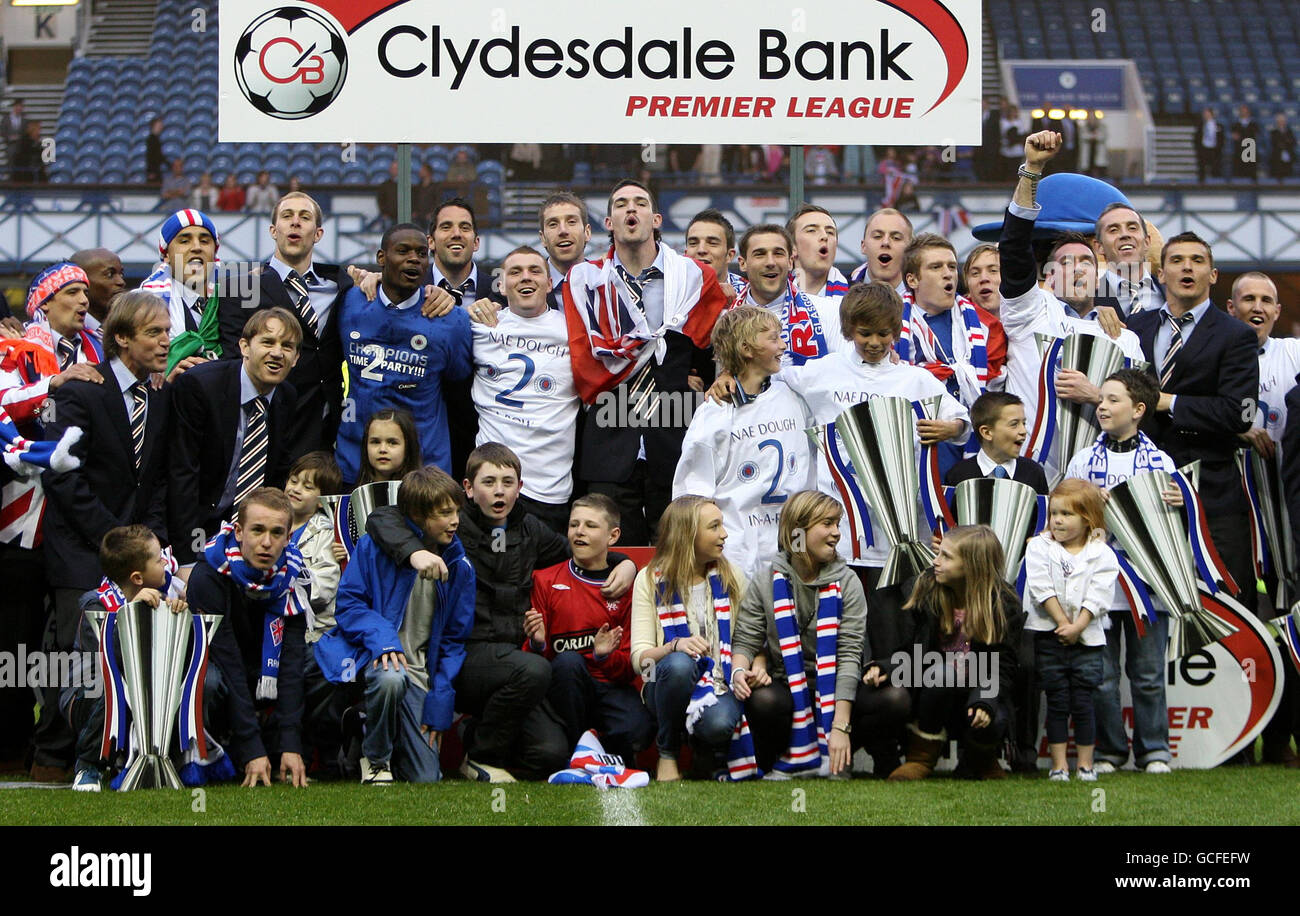 Rangers team with the scottish premier league trophy hi-res stock ...