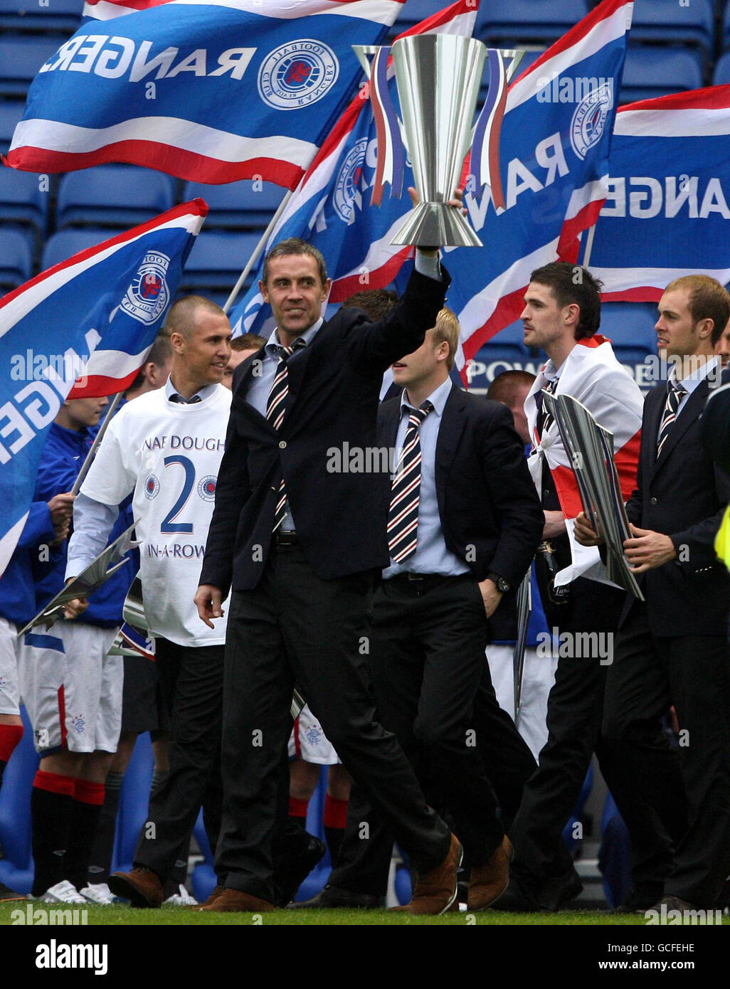 Rangers team with the scottish premier league trophy hi-res stock ...