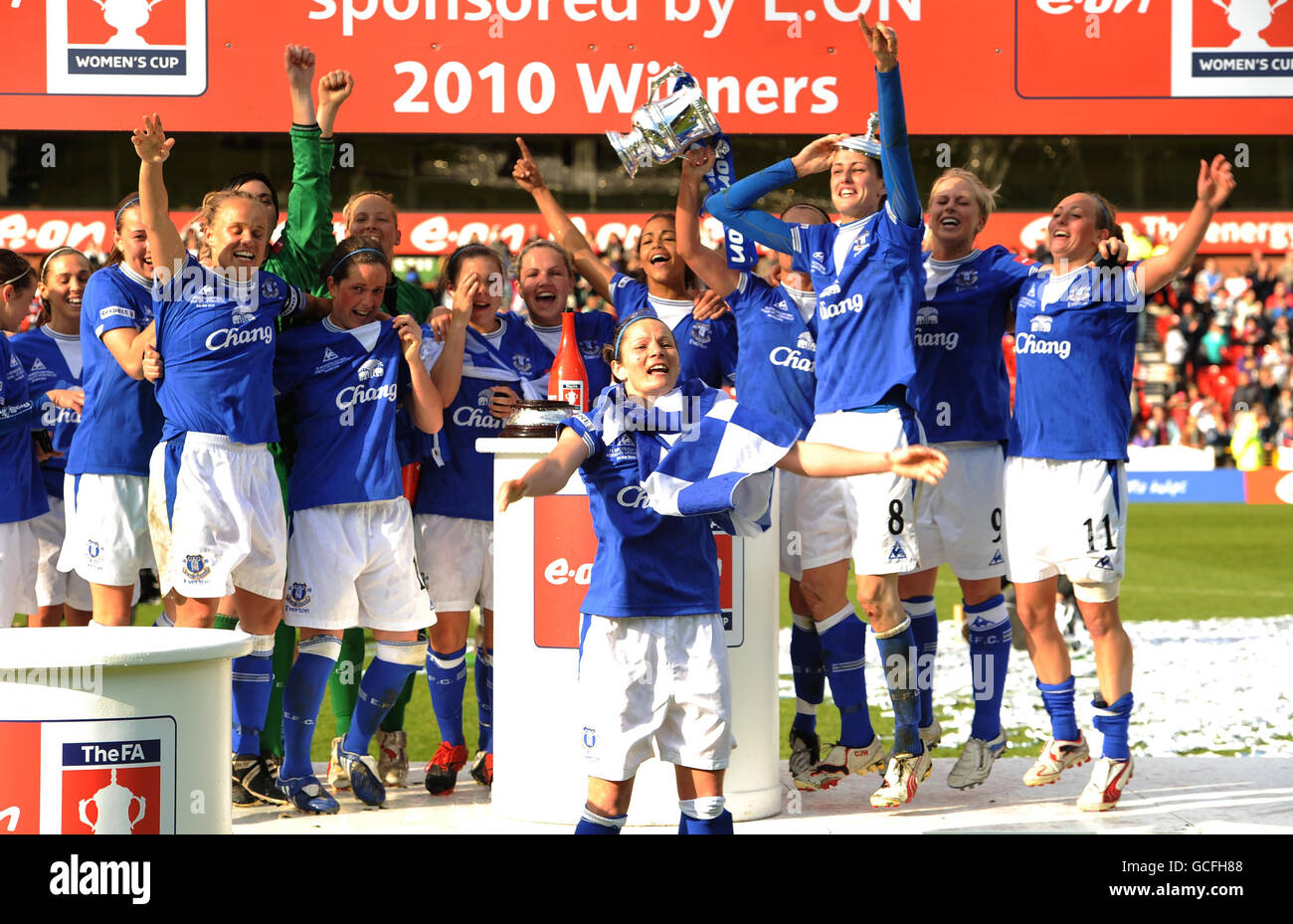 The everton players celebrate winning the womens fa cup hi-res stock ...