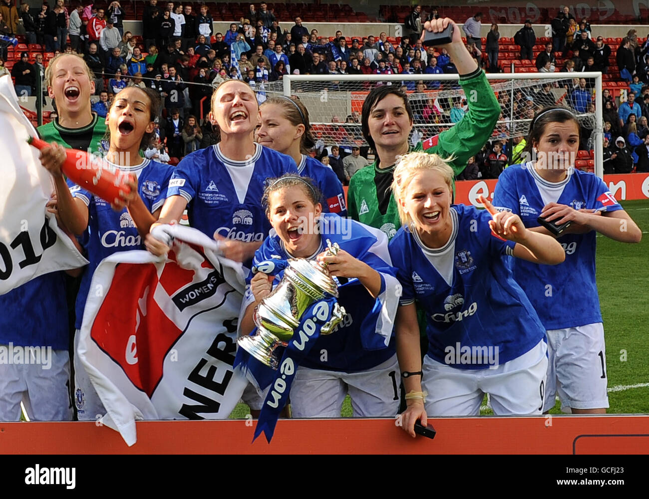 The everton players celebrate winning the womens fa cup hi-res stock ...