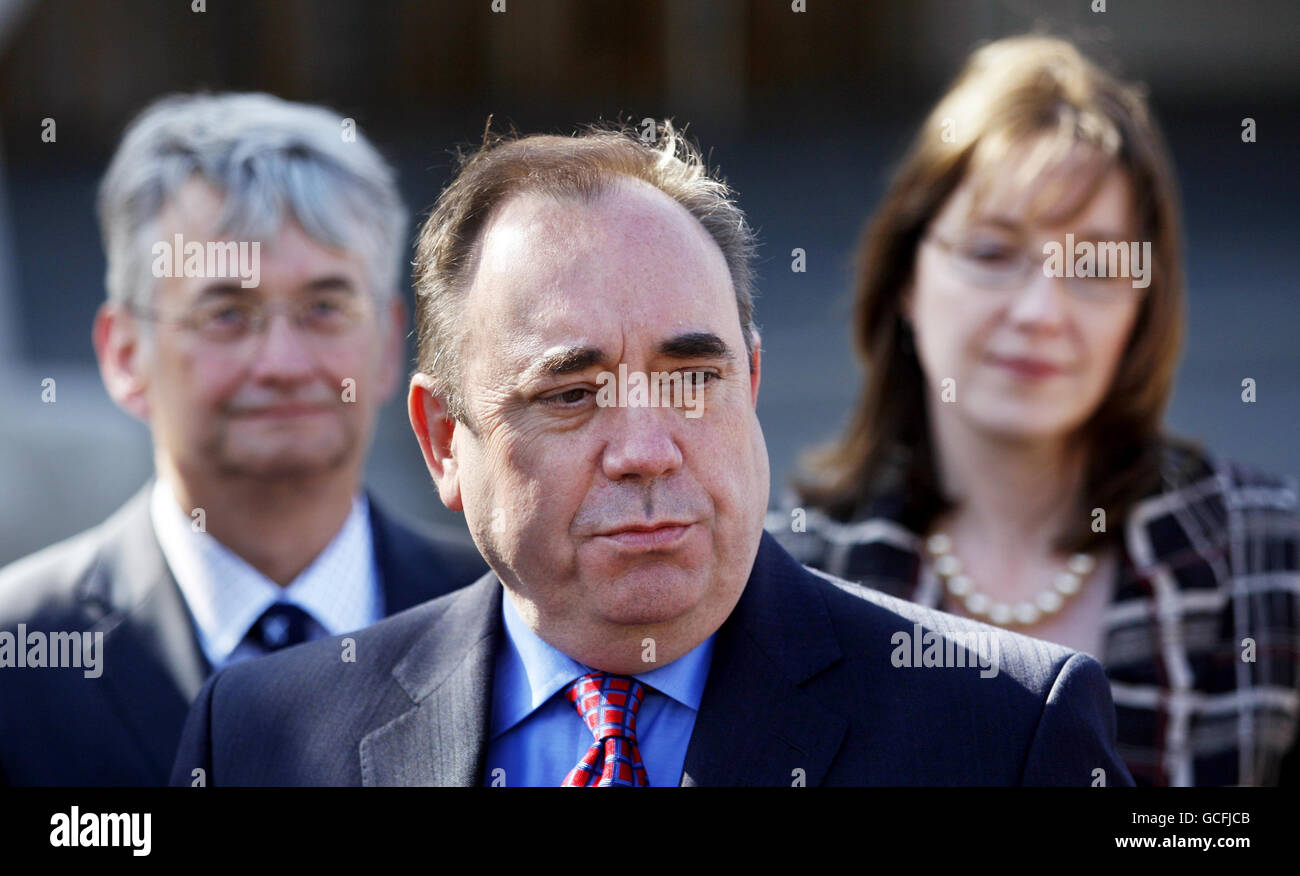 SNP leader Alex Salmond with Mike Weir MP (left) and Eilidh Whiteford ...