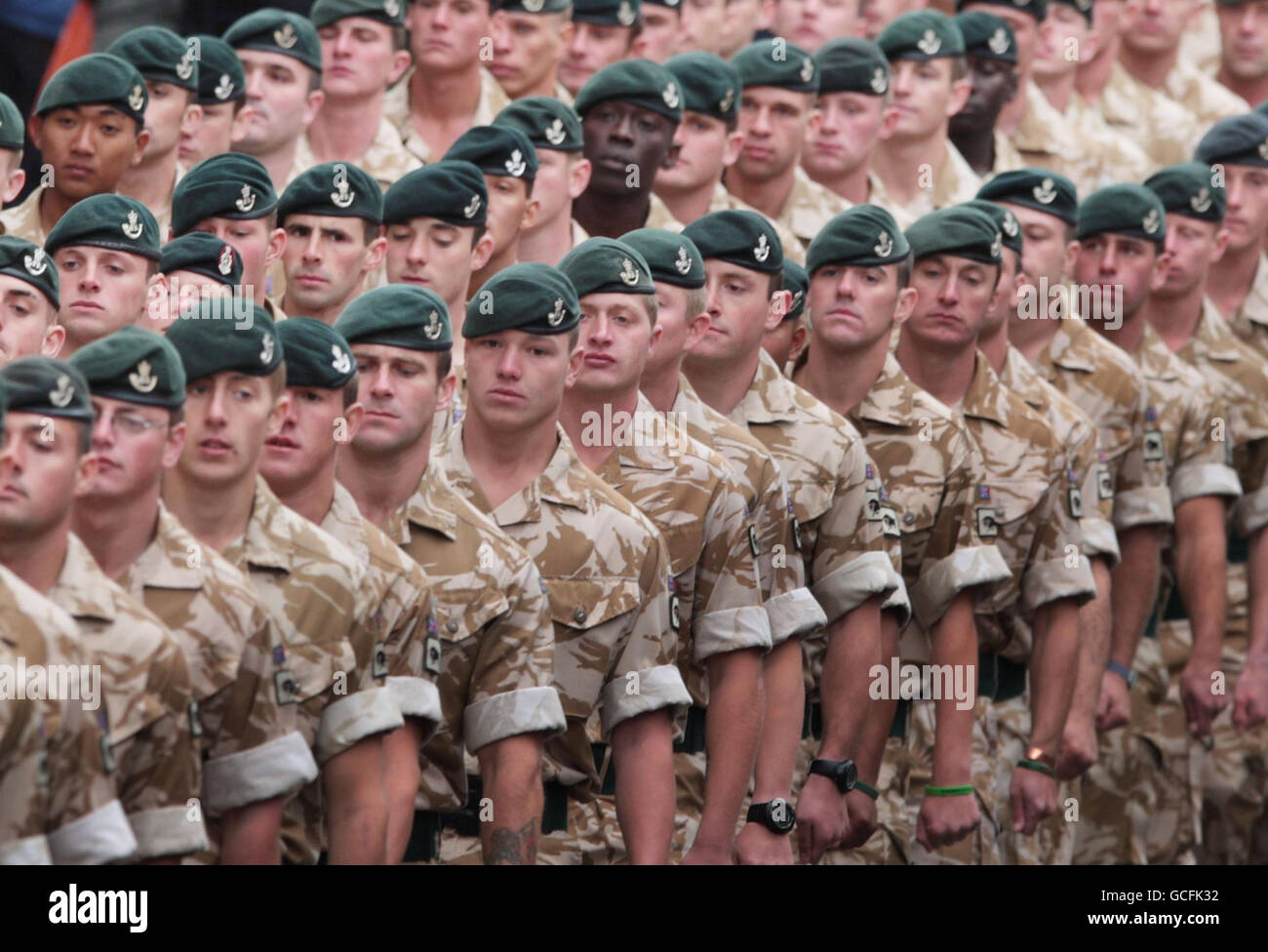 Homecoming parade for soldiers Stock Photo - Alamy