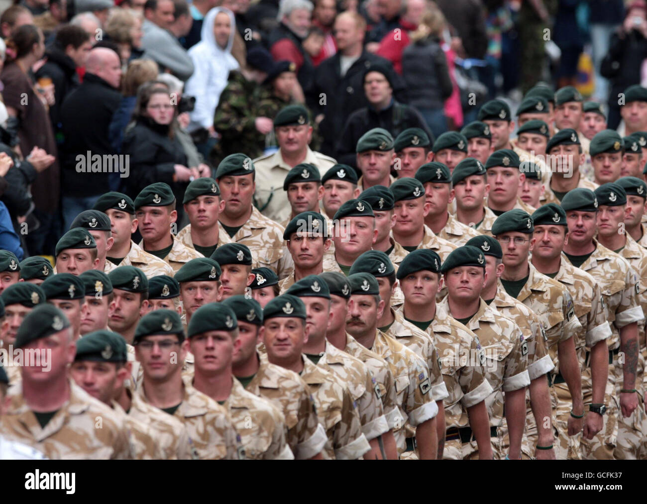Homecoming parade for soldiers Stock Photo - Alamy