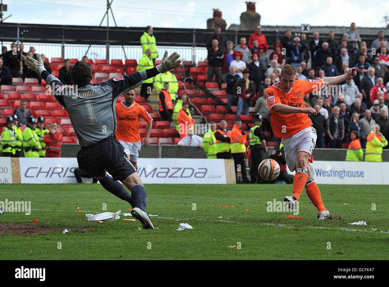 Blackpool's Keith Southern (right) scores his sides equalising goal ...