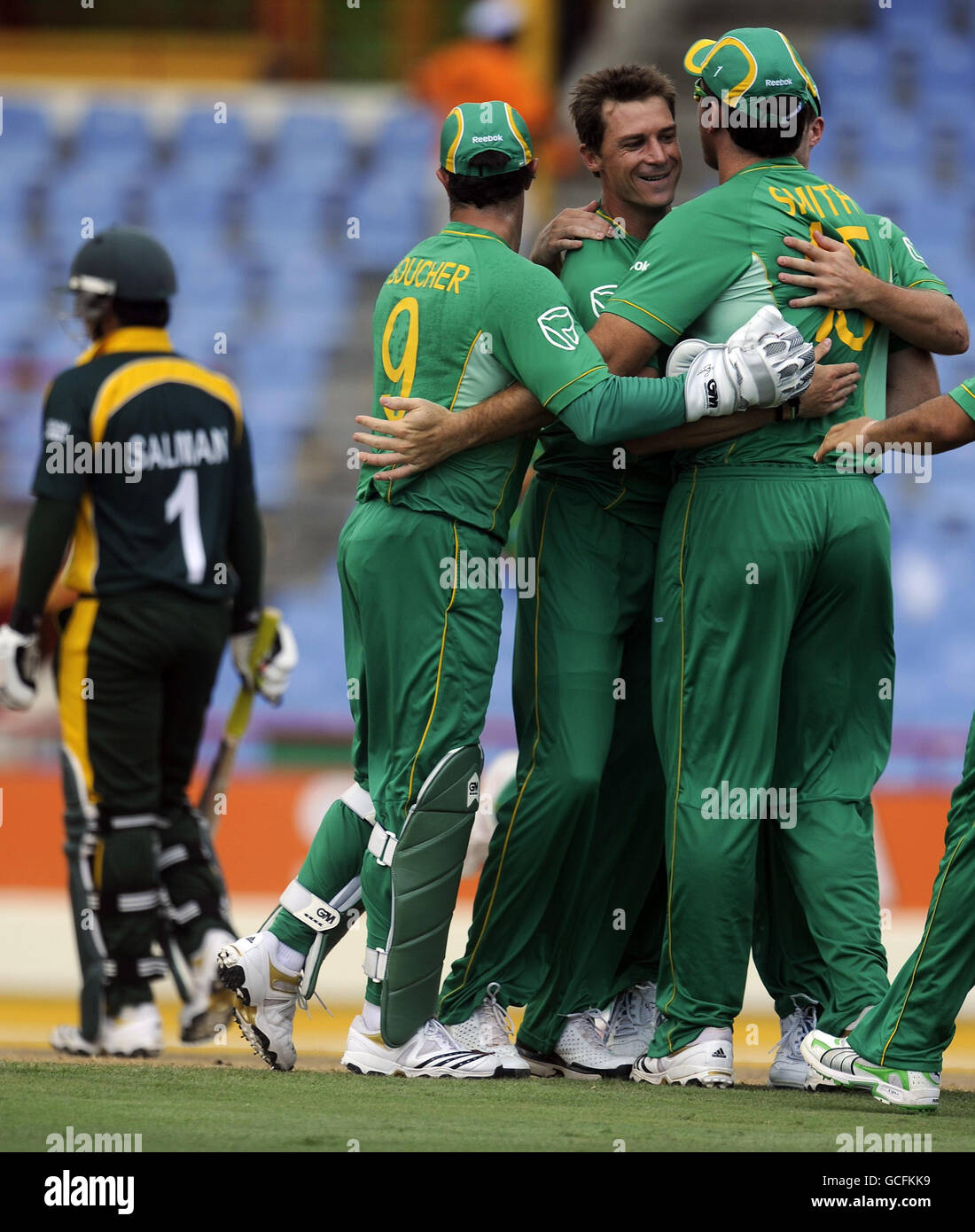 South Africa's Dale Steyn (centre) celebrates taking the wicket of ...